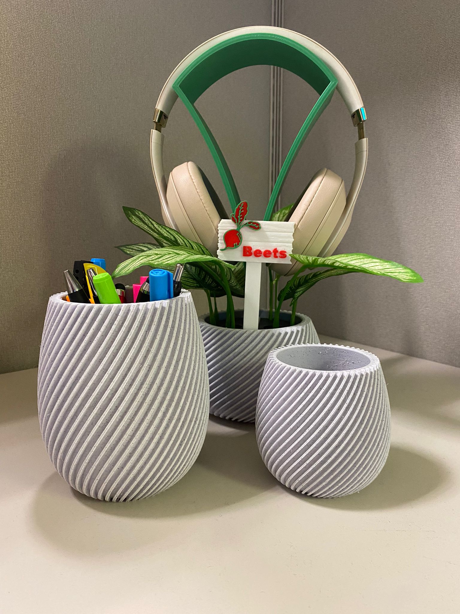 "Beets by Dre" Weighted Plant Vase Headphone Holder por Douglas Hale ...