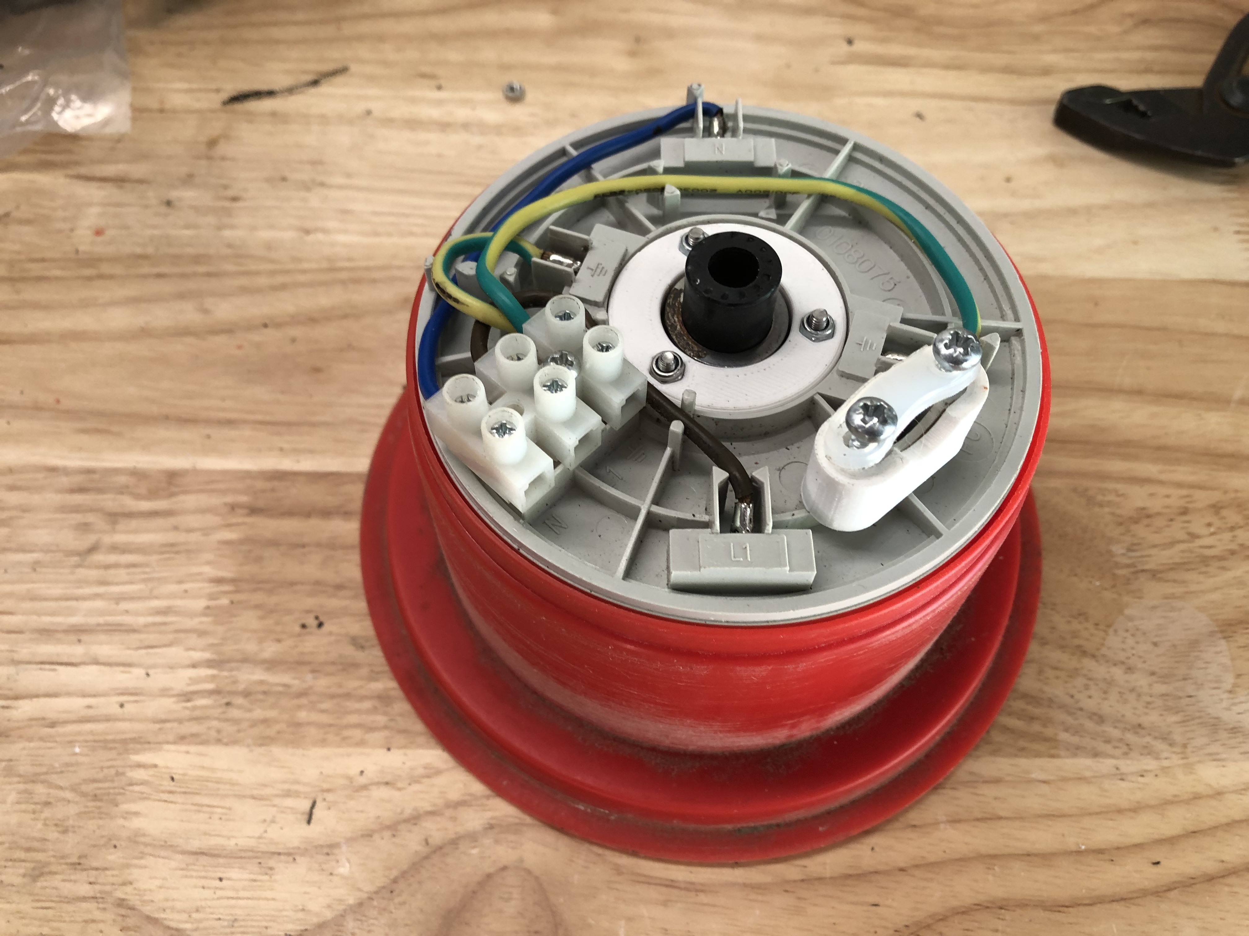 Electric cable reel with rotating contact and remote plug block - WURTH ...