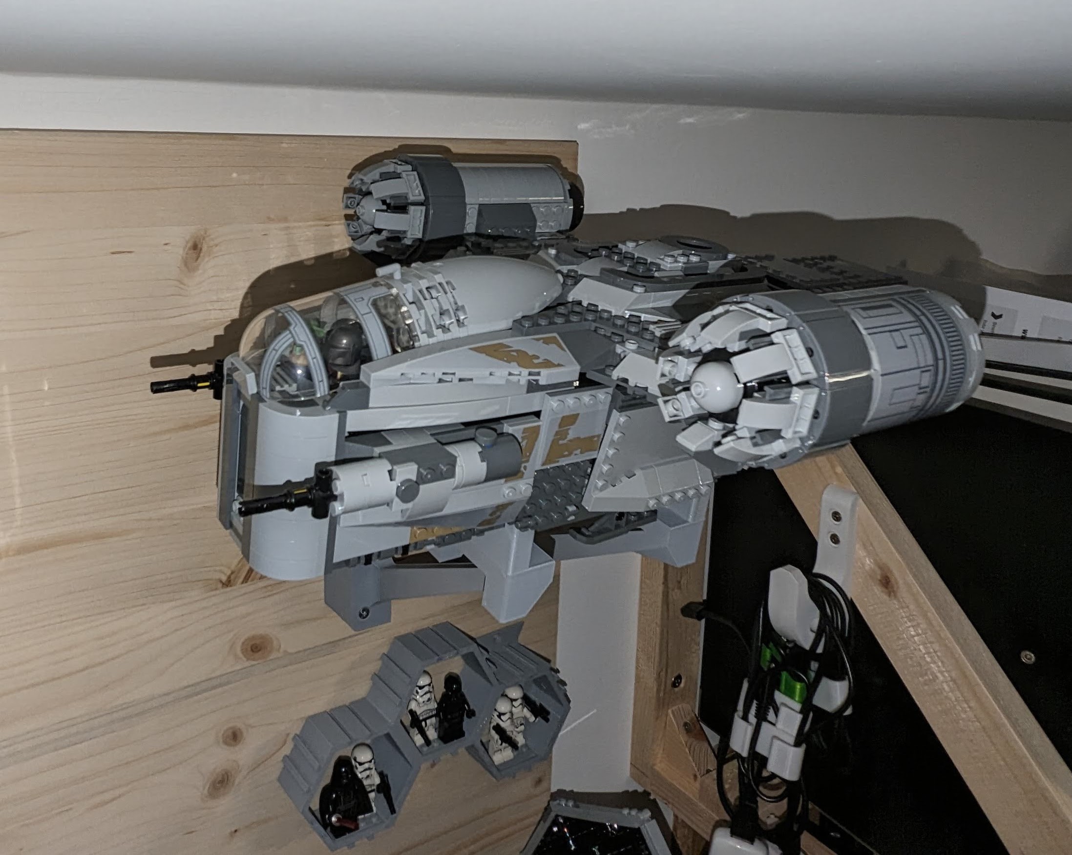 LEGO 75292 Star Wars The Mandalorian – Razor Crest - Wall Mount by ...