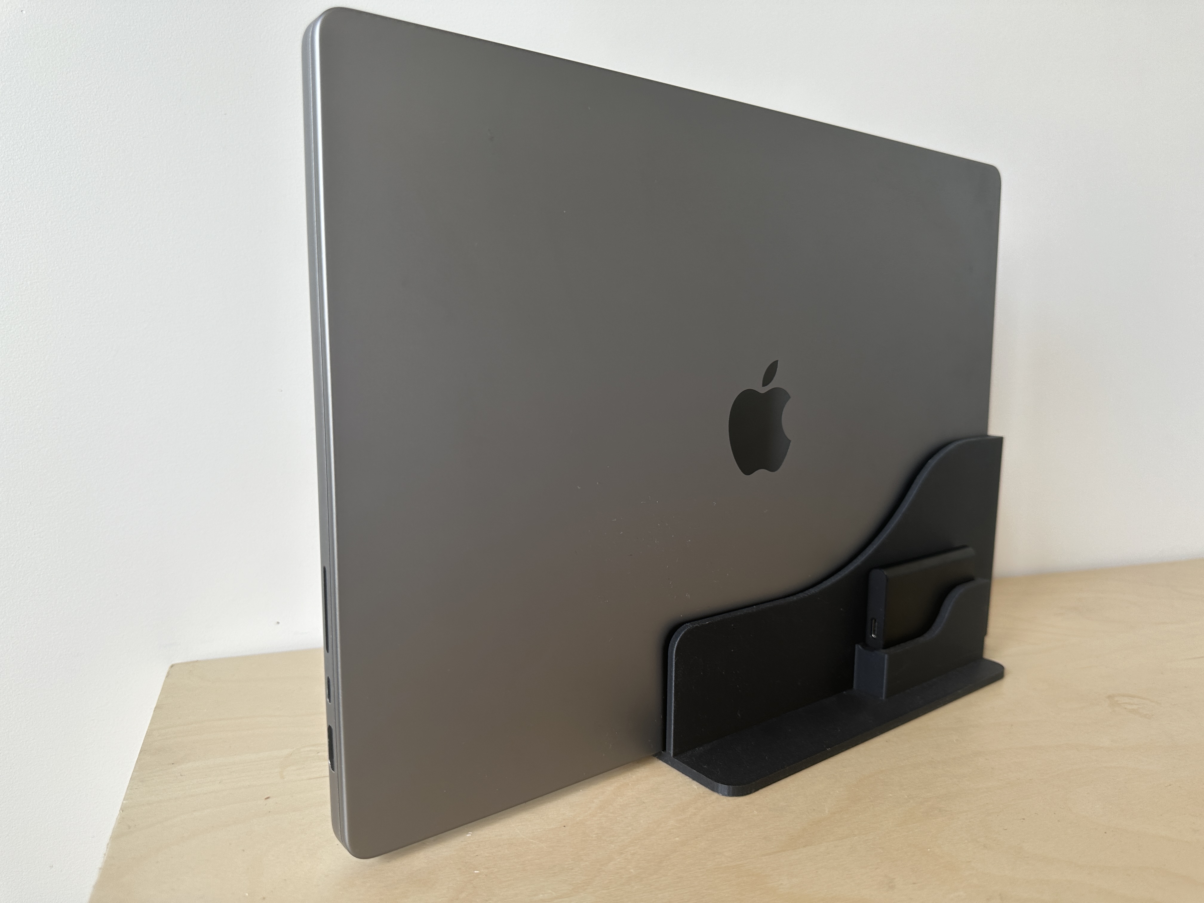 MacBook Pro Stand by Fluzory | Download free STL model | Printables.com