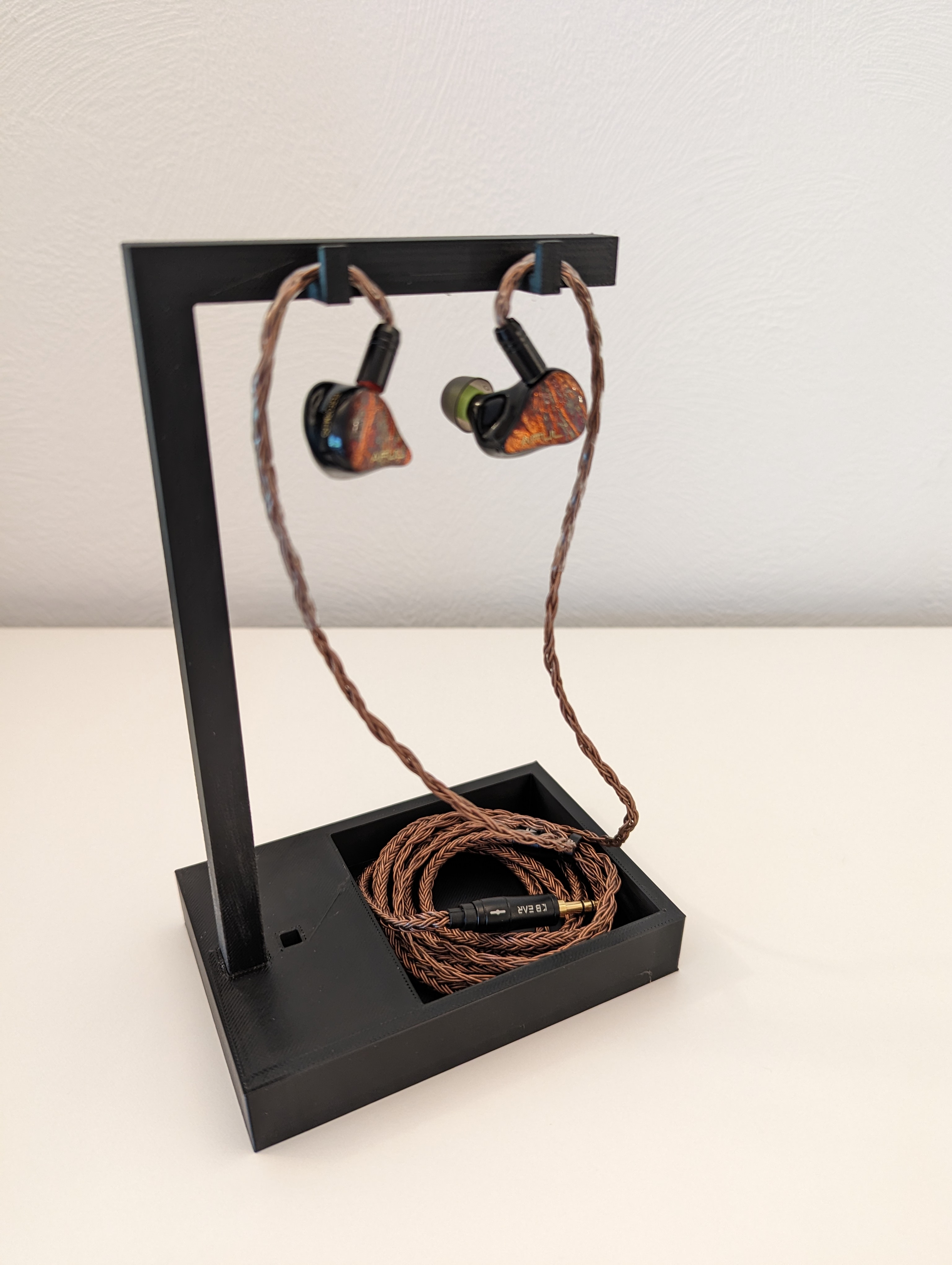 Low Poly IEM Earphone Stand by Ke We | Download free STL model ...