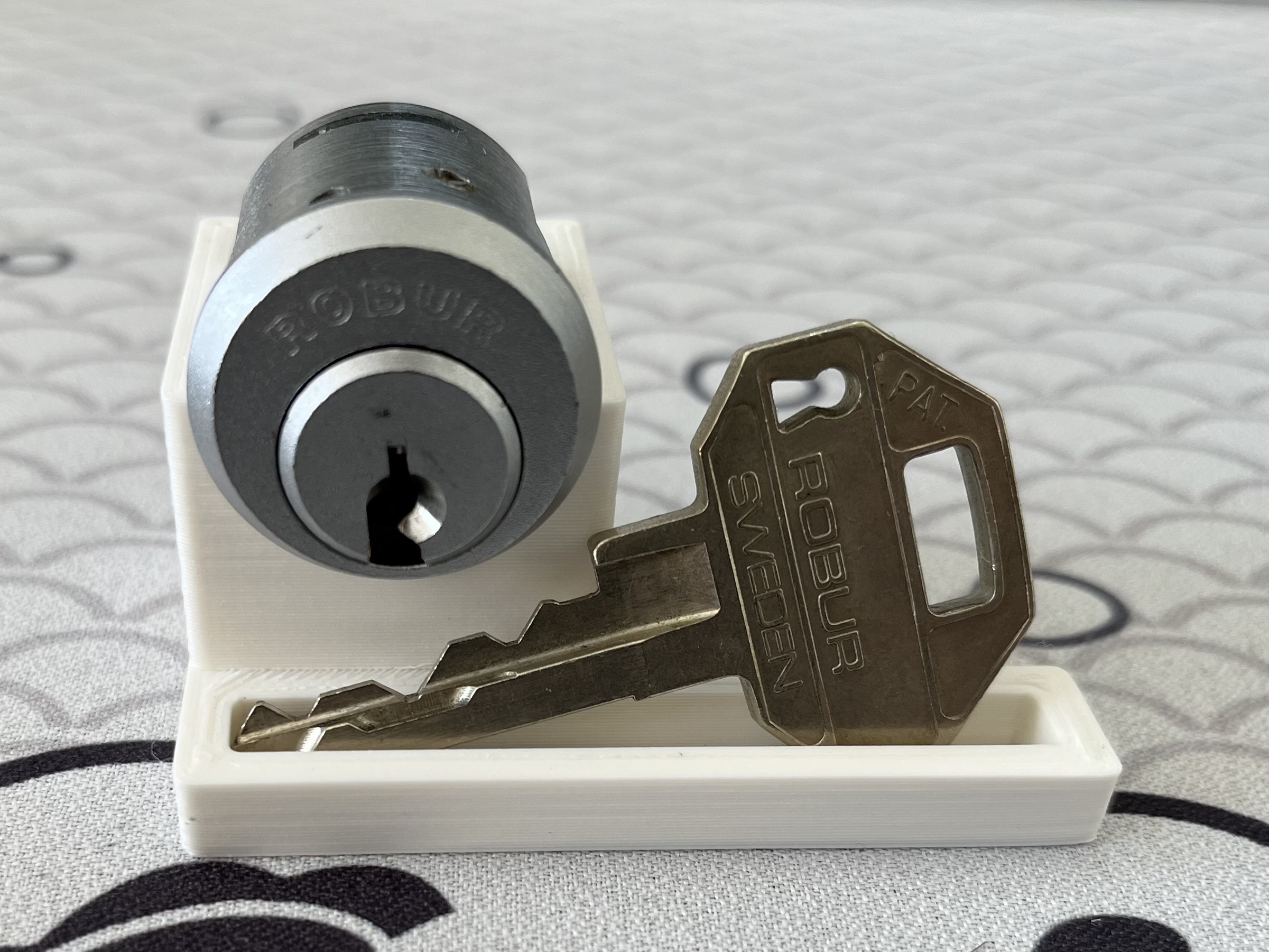 Robur Lock Stand by Zae | Download free STL model | Printables.com