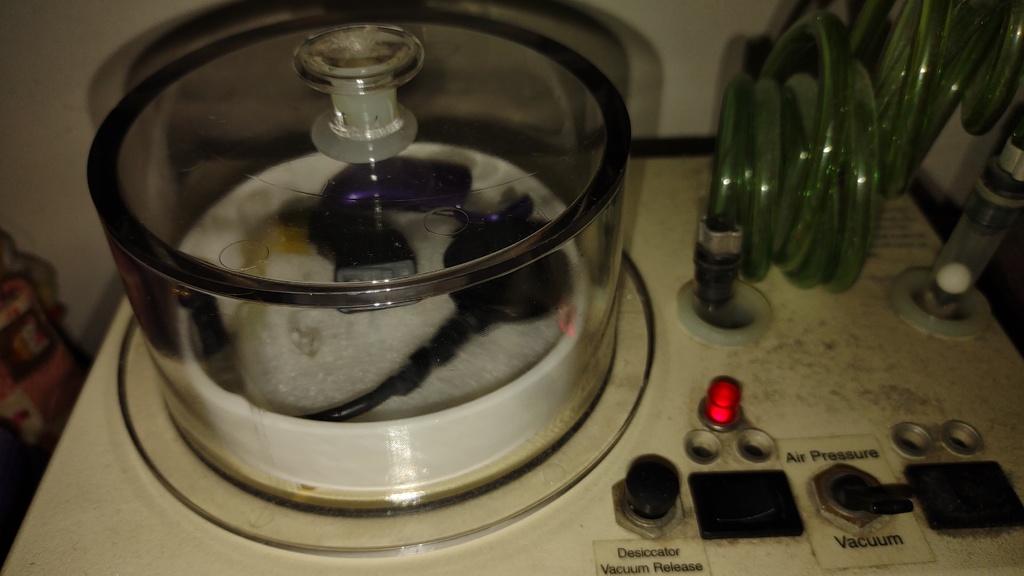 Drying containers for hearing aids and cochlear implant sound processor ...
