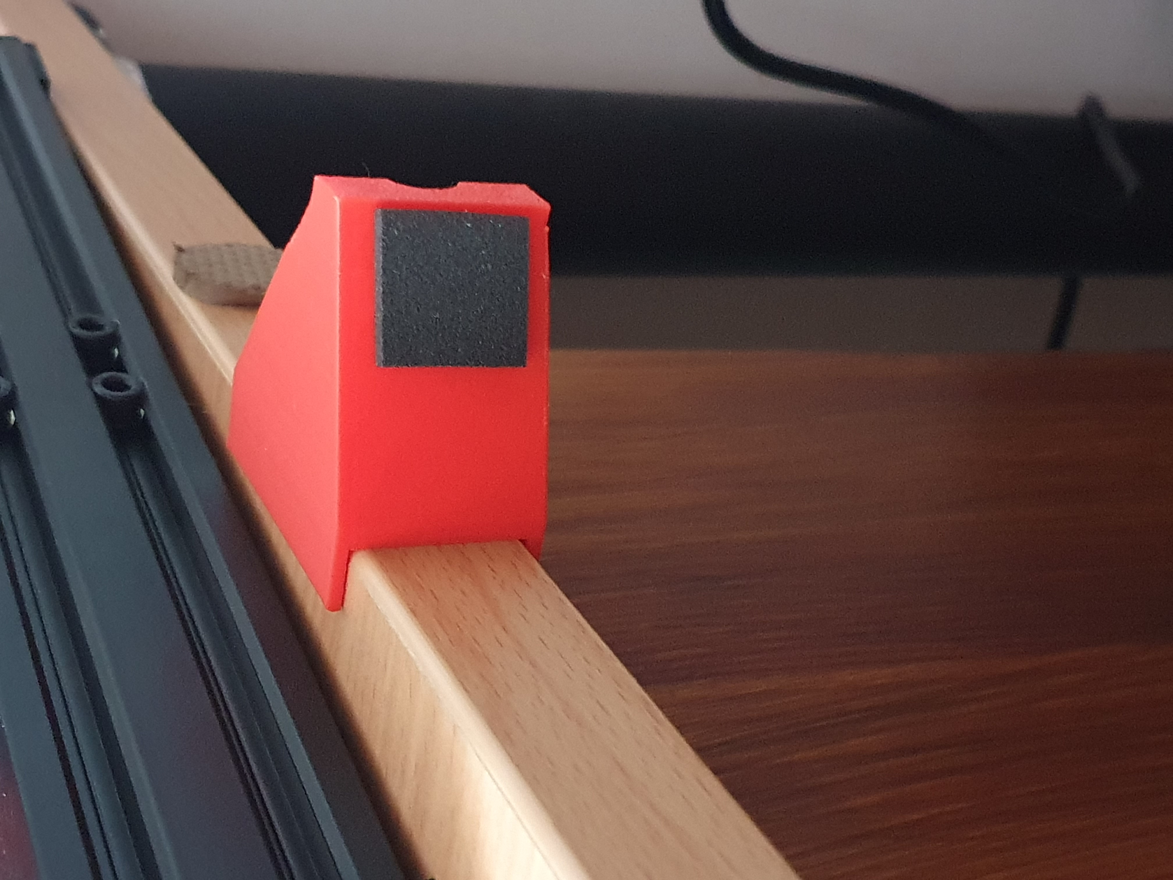 door stopper on the edge of a desk by meszinorbi | Download free STL ...