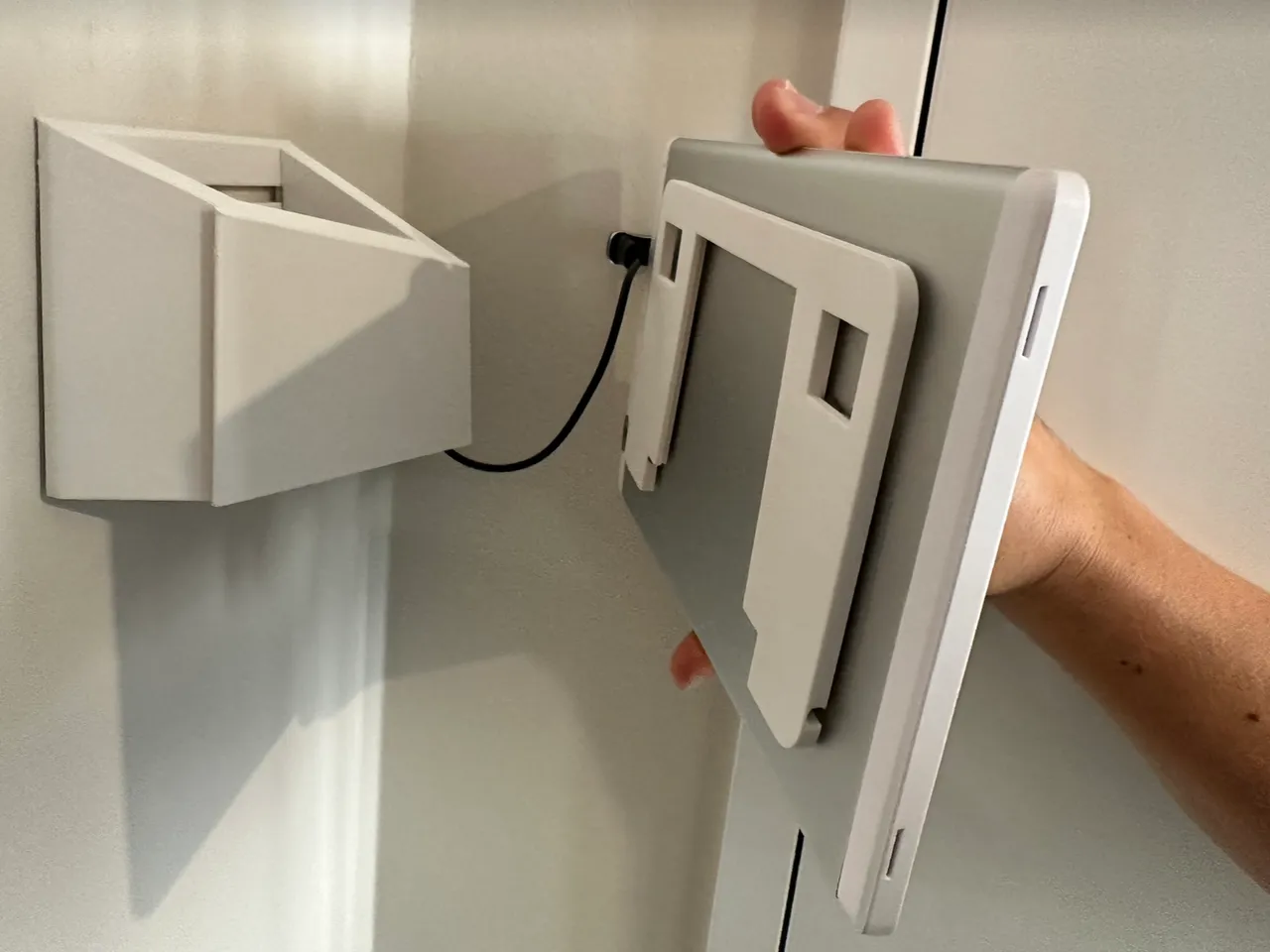 Angled adapter for floating tablet wall mount by Rizz | Download free ...