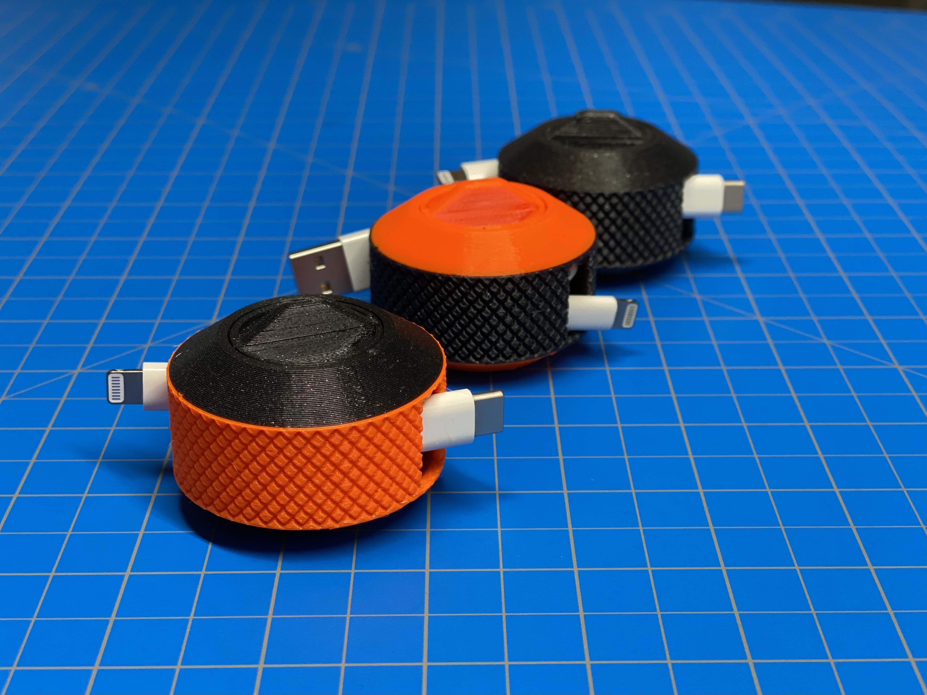 USB Cable Winder Stackable (+Knurled) Print in Place von TinkrMakr ...