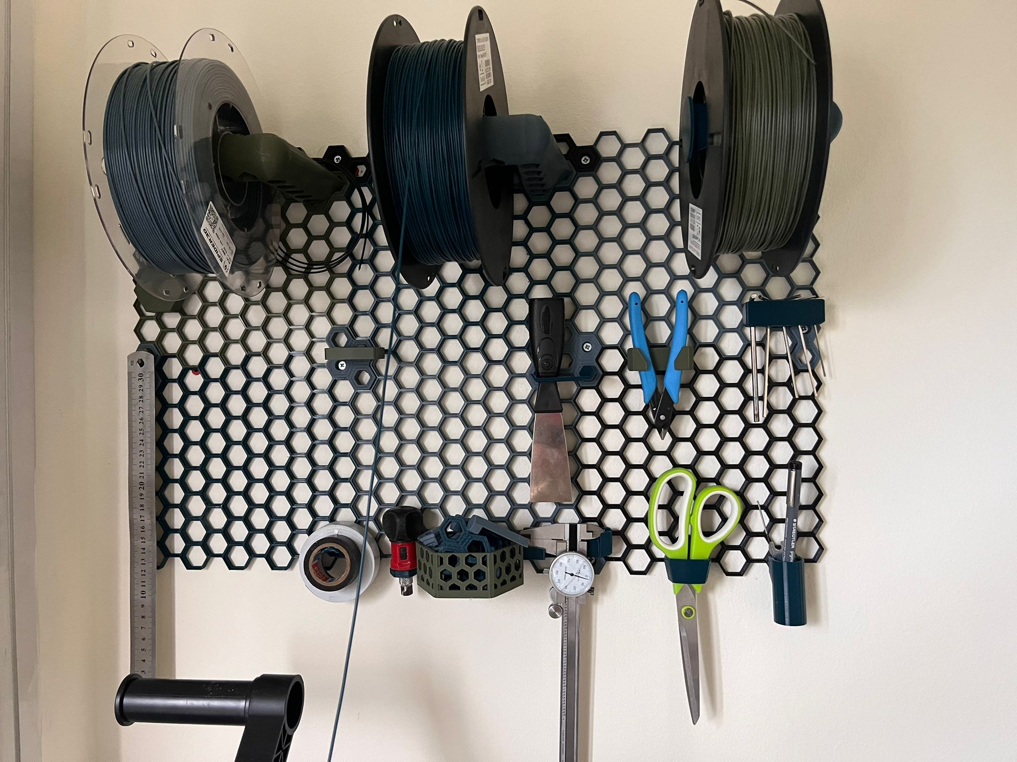 Honeycomb wall spool holder par YB | Téléchargez gratuitement un modèle ...