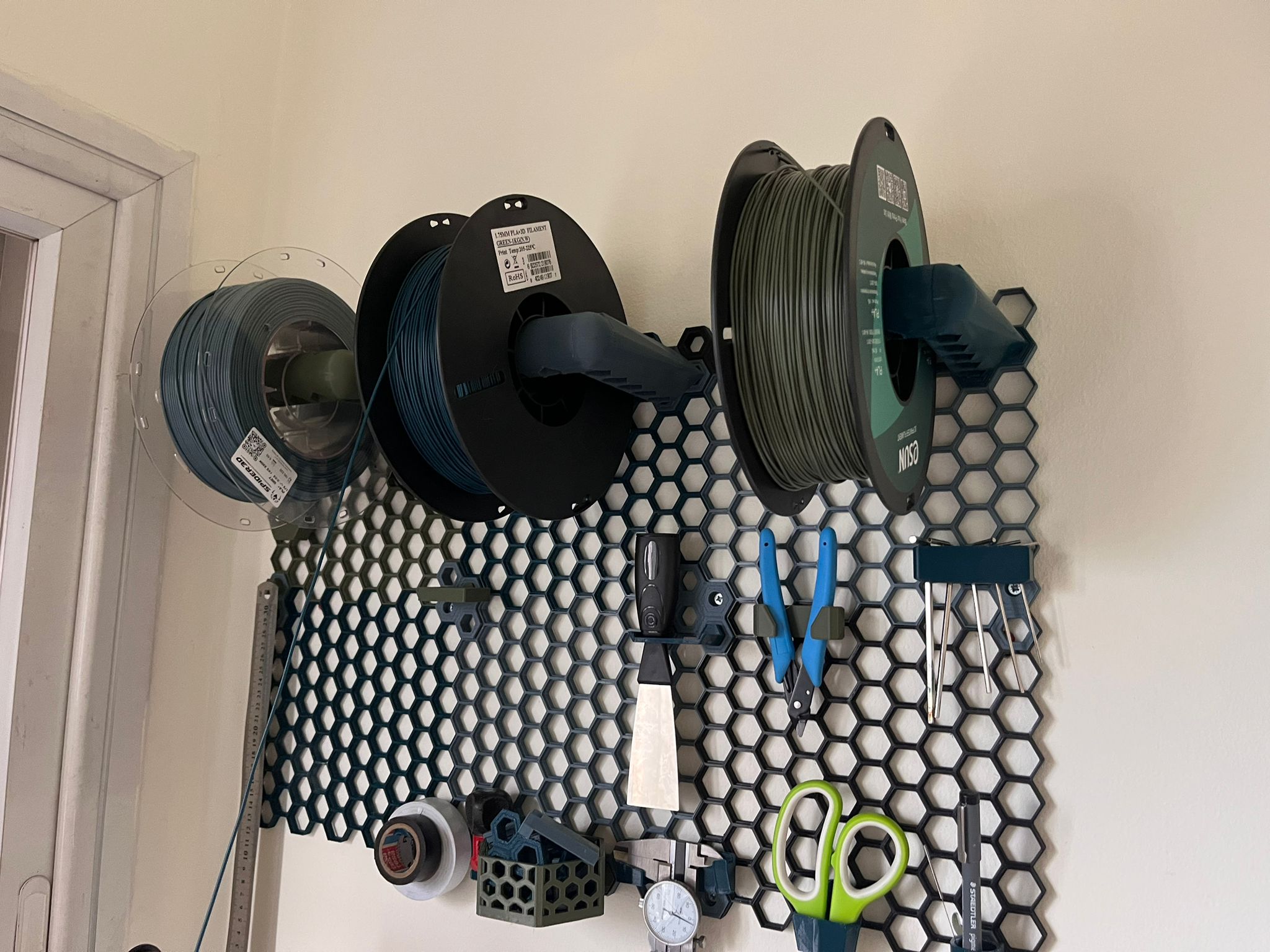 Honeycomb wall spool holder par YB | Téléchargez gratuitement un modèle ...