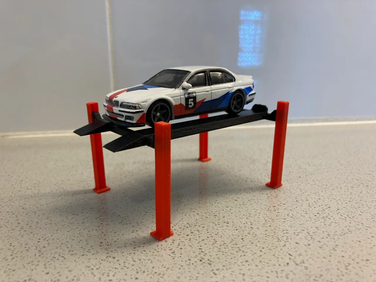Hot Wheels Diecast 1:64 Scale 4-Post Car Lift Display with filled post ...