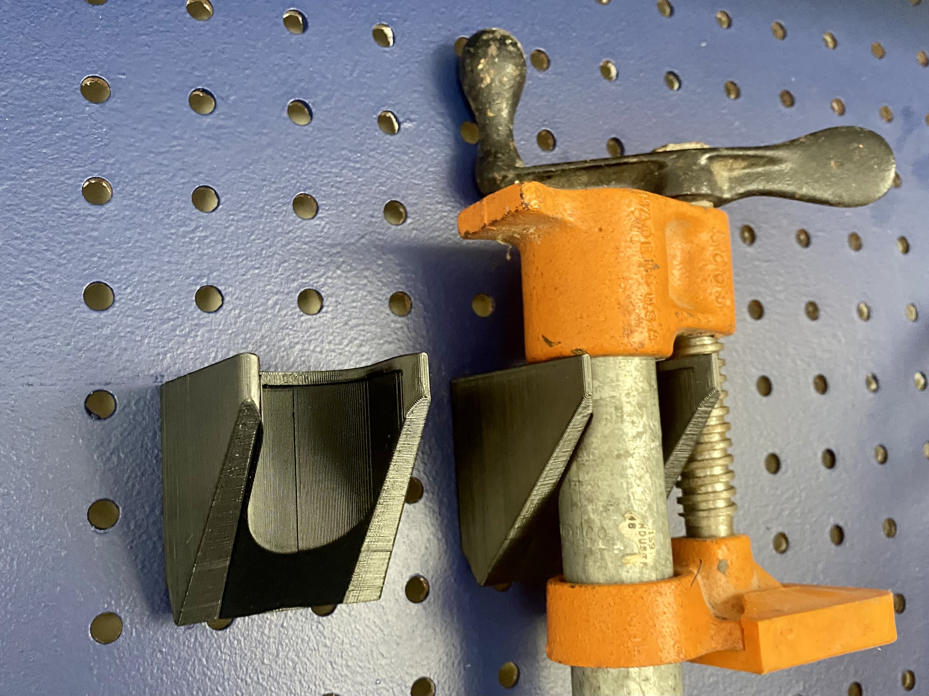 Pegboard 1" Pipe Clamp Mount by ZAdventurer | Download free STL model ...