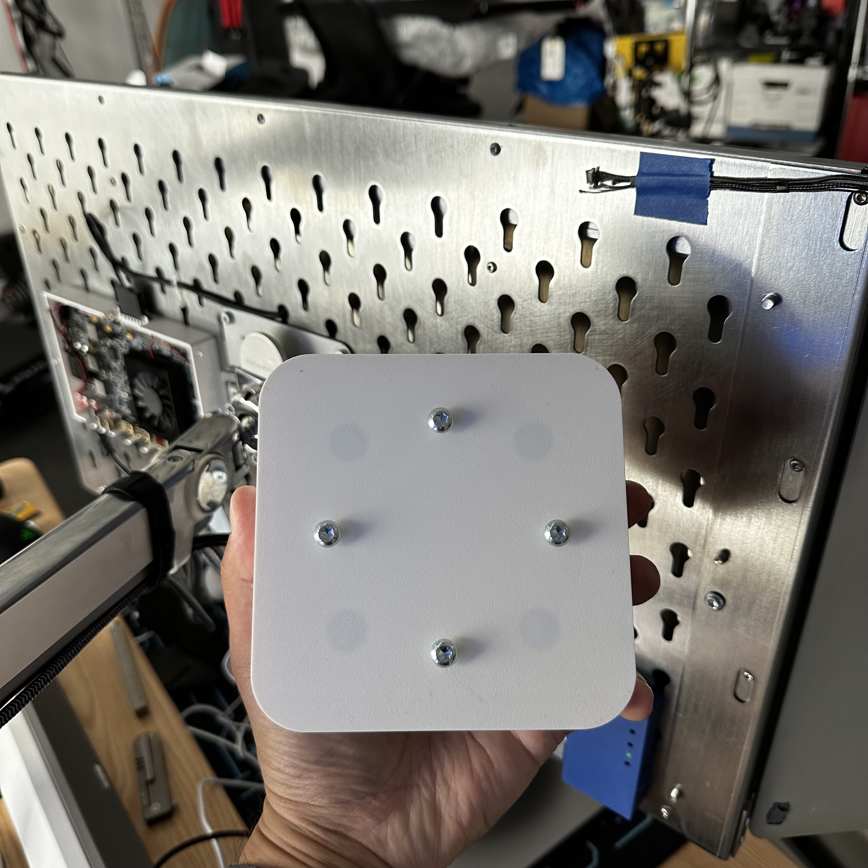 Hyper Thunderbolt Hub Keyhole Peg Mount by SirPrintsALot | Download ...