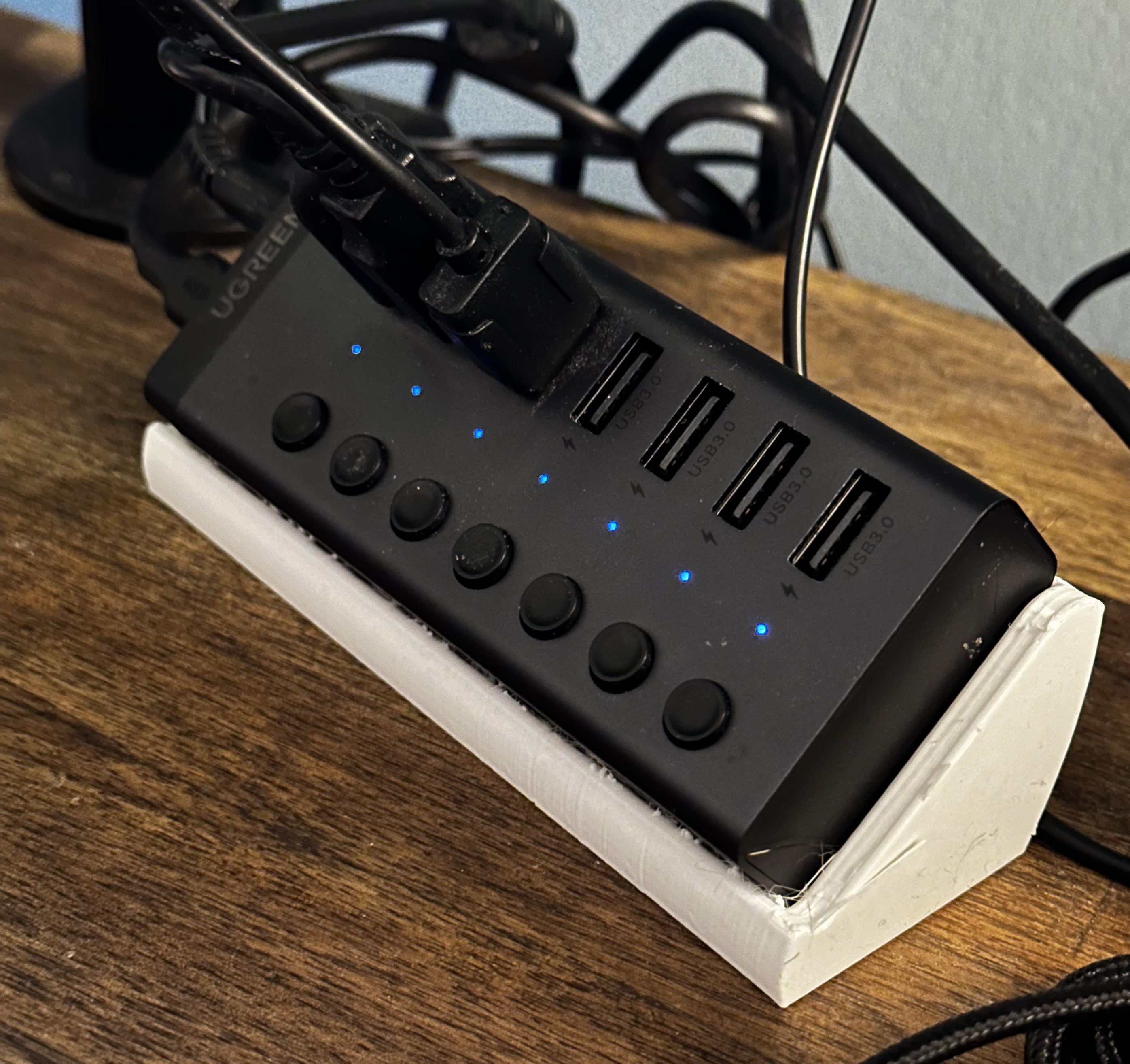 UGREEN USB Hub 3.0 Powered, 7 Ports USB Splitter 40 Degree Desk Mount ...