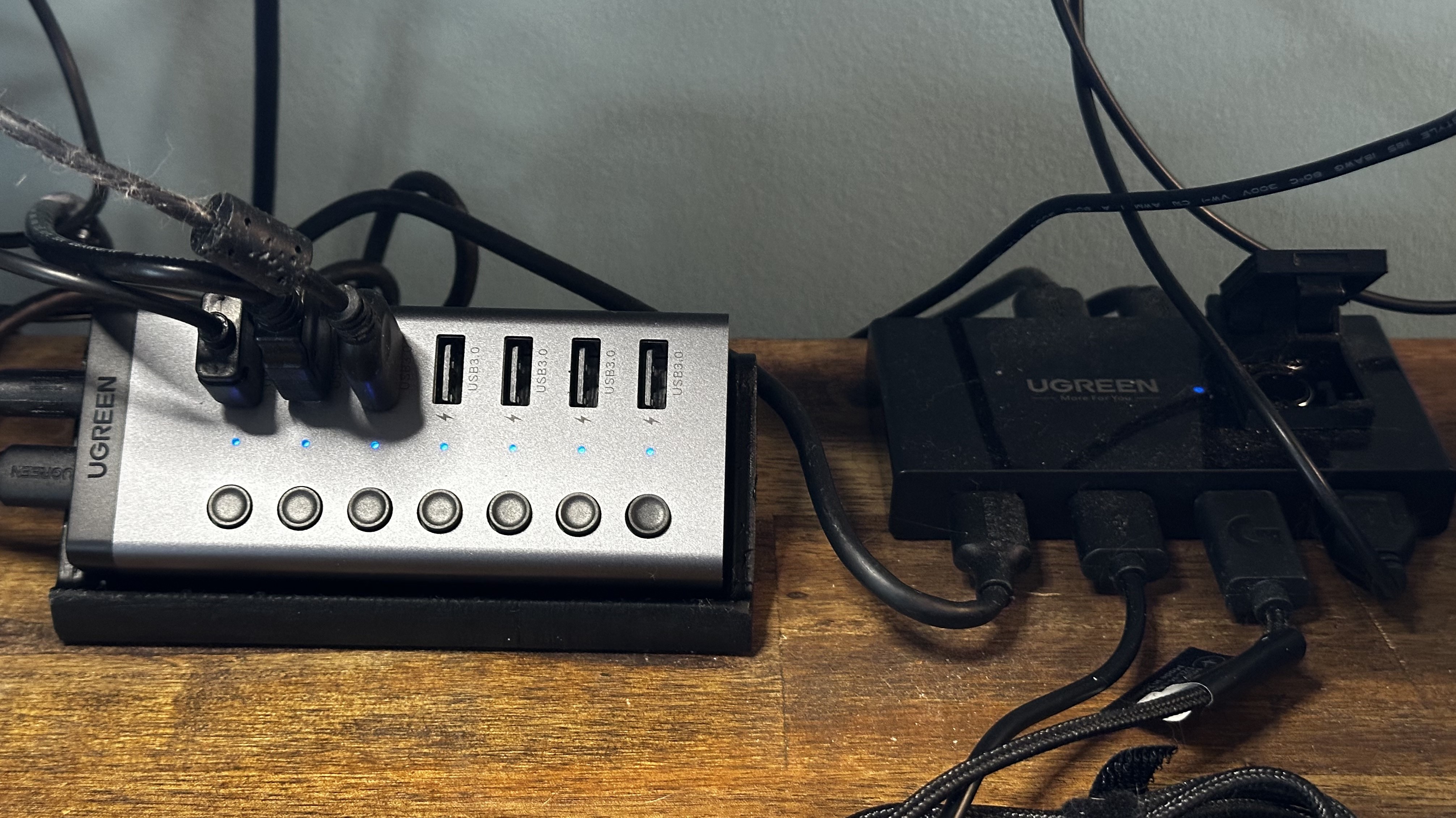 UGREEN USB Hub 3.0 Powered, 7 Ports USB Splitter 40 Degree Desk Mount ...