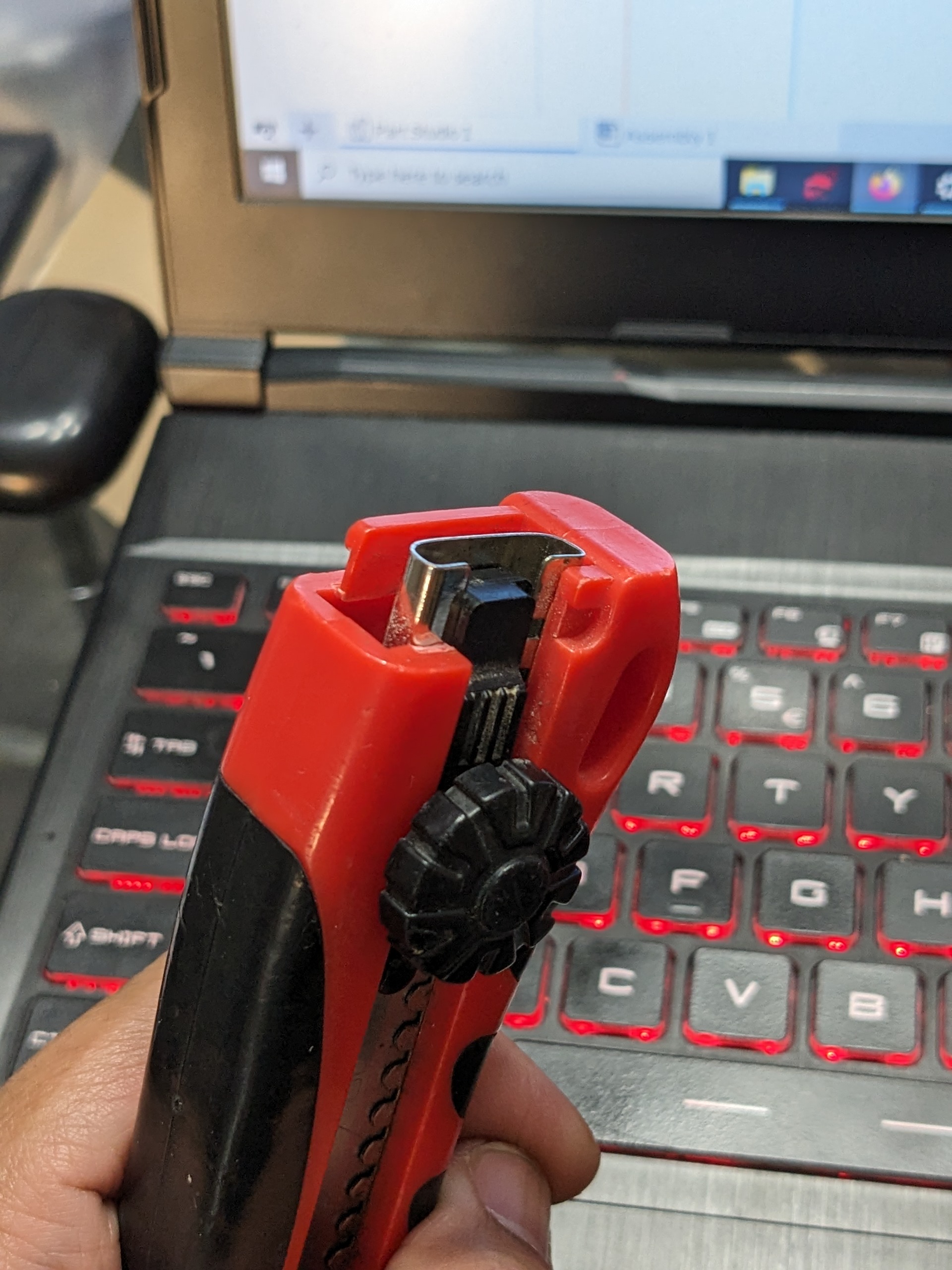 Box cutter lid/blade snapper by Bert | Download free STL model ...