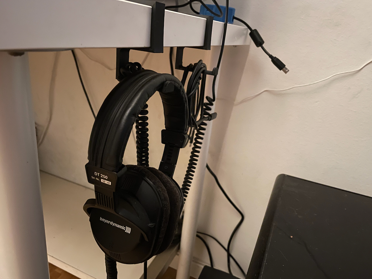 Desk headset/cable hanger by tjugan | Download free STL model | Printables.com