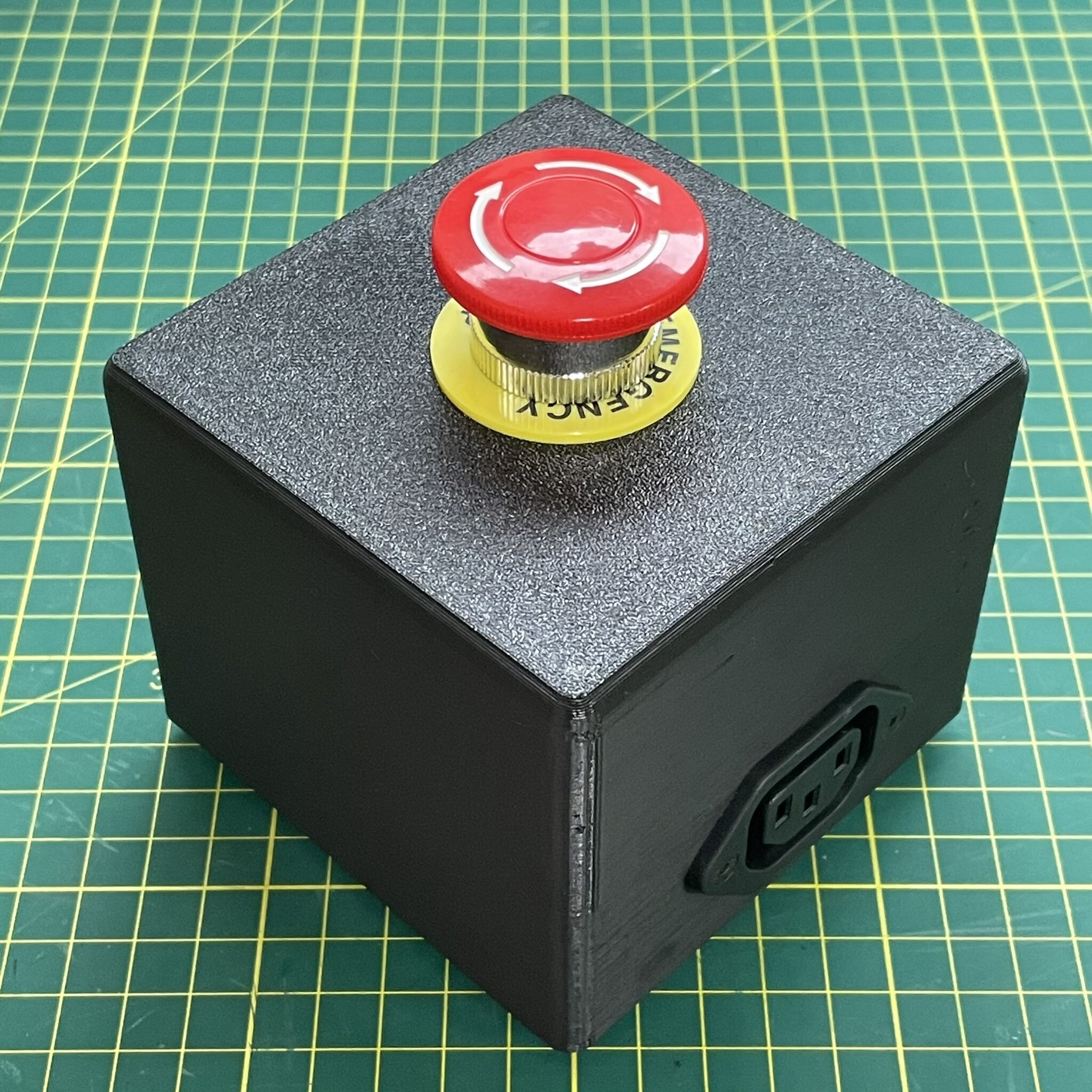 IEC Inline E-Stop von Paul Arden | Kostenloses STL-Modell herunterladen ...