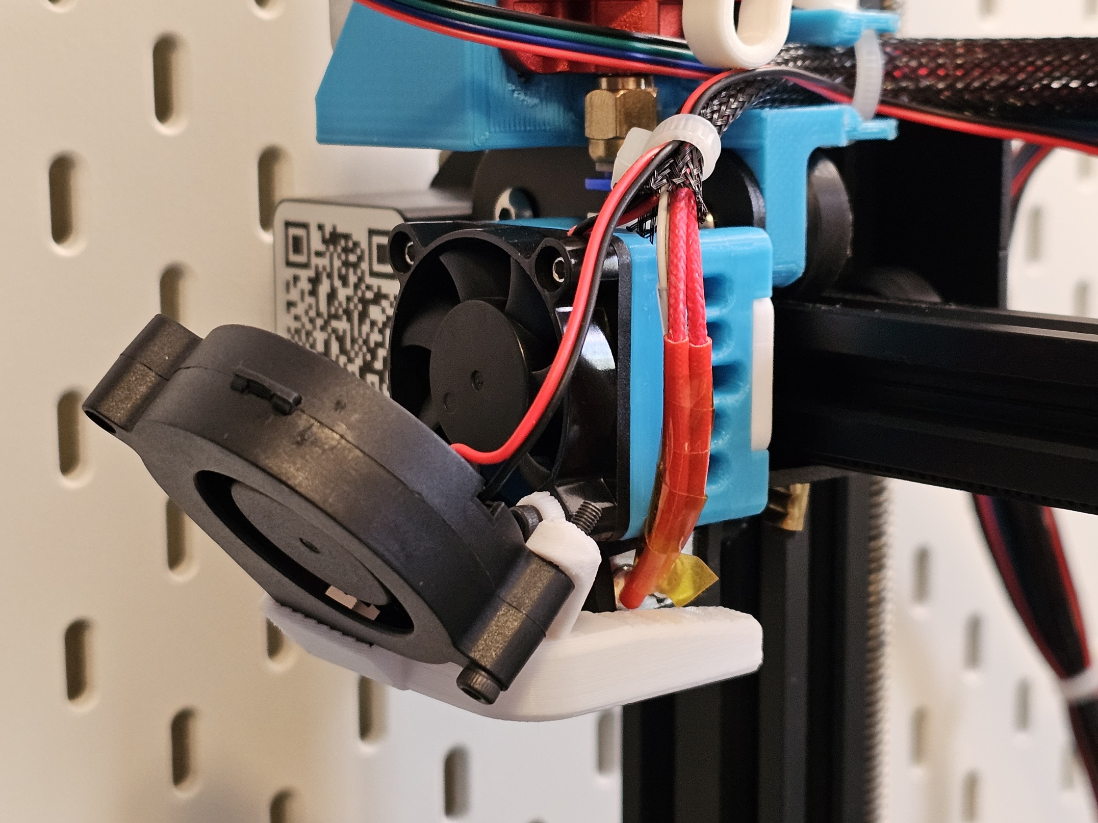 Low Profile Hotend Fan Shroud, Magnetic Mount - Ender 3 (V1, Pro, V2 ...