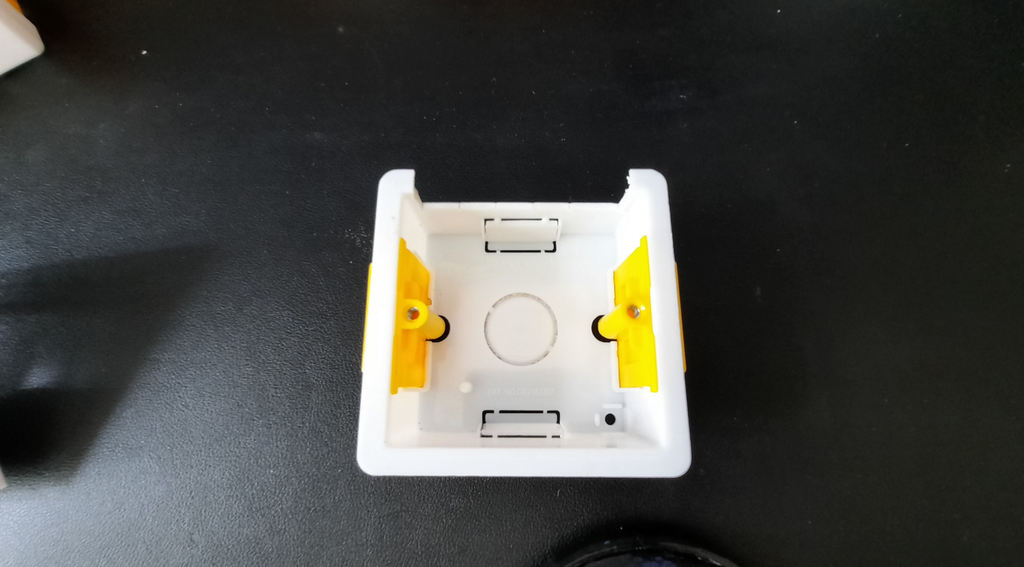 Netatmo Relay Faceplate For UK Wall Box by Cargy | Download free STL ...