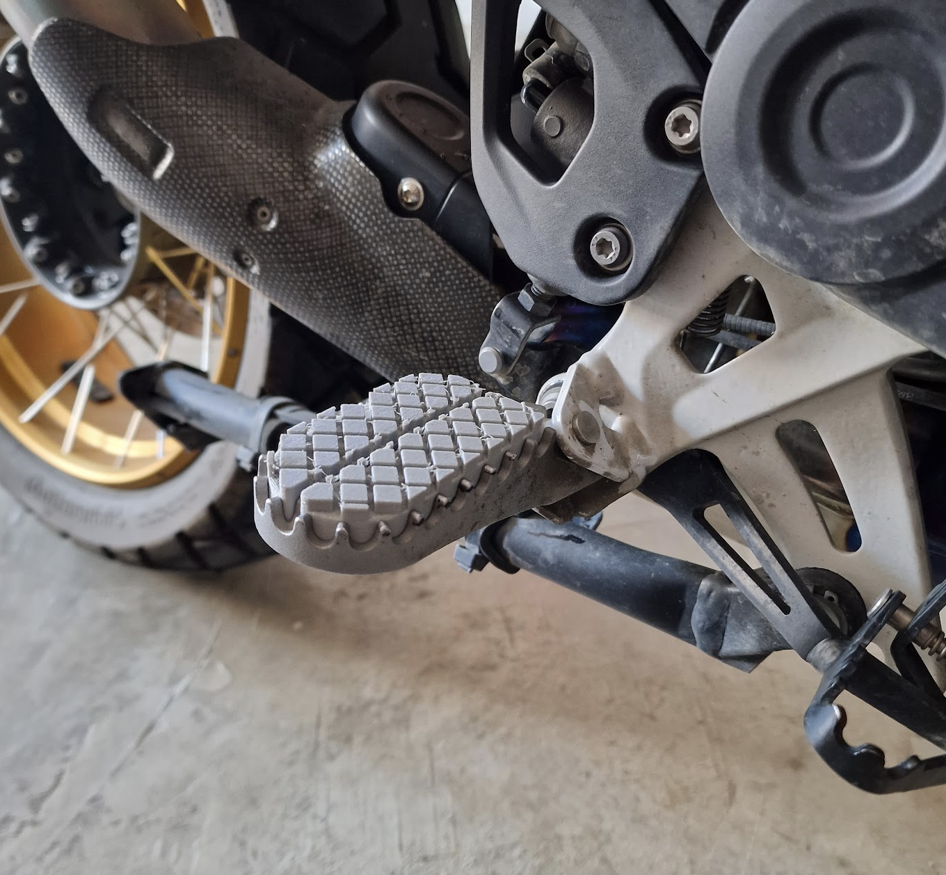 BMW R1250GS Adventure rubber foot pegs by andHoc | Download free STL ...