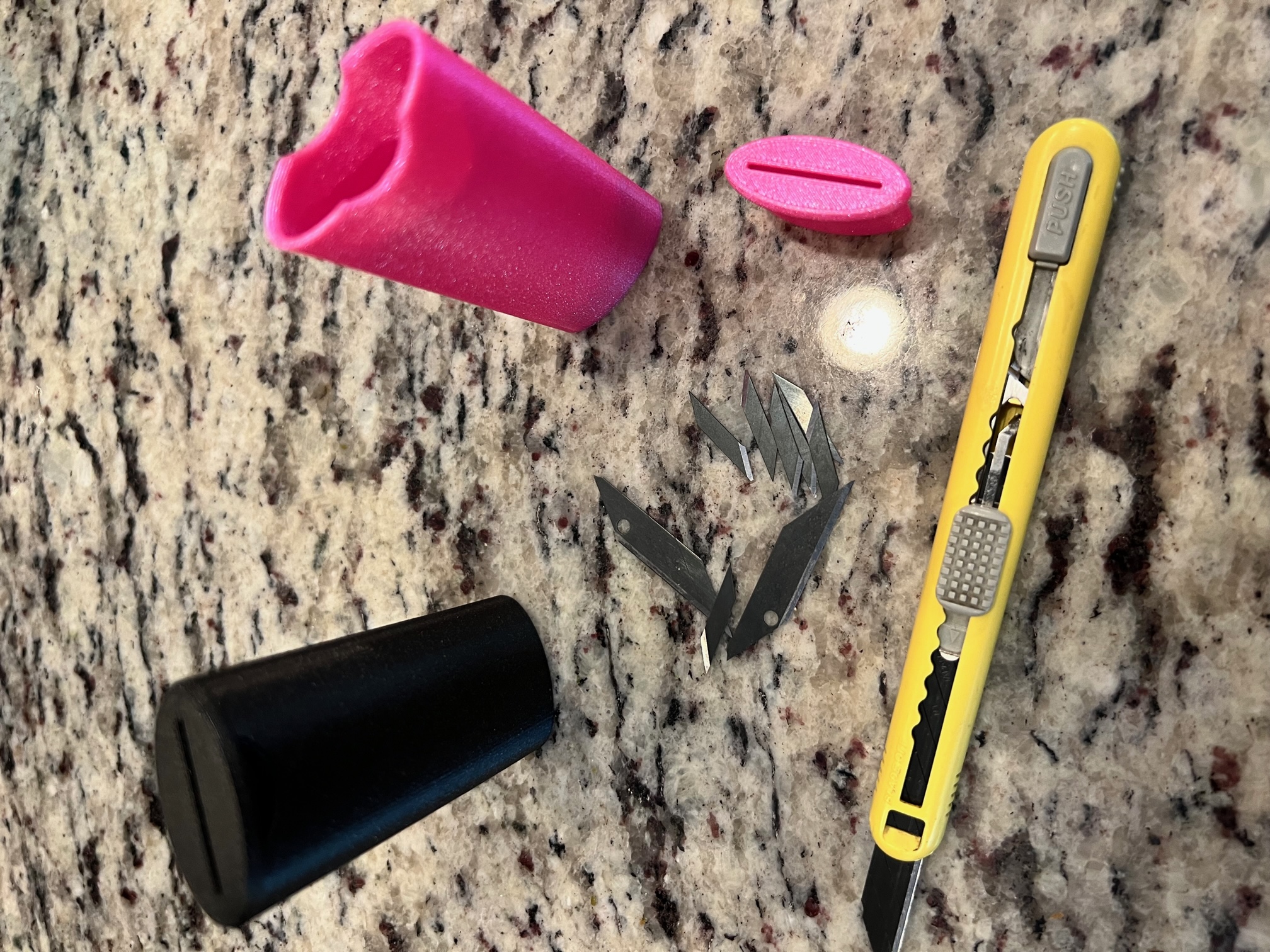 Snap-Off Razor Blade Breaker Box by Djngnear | Download free STL model ...