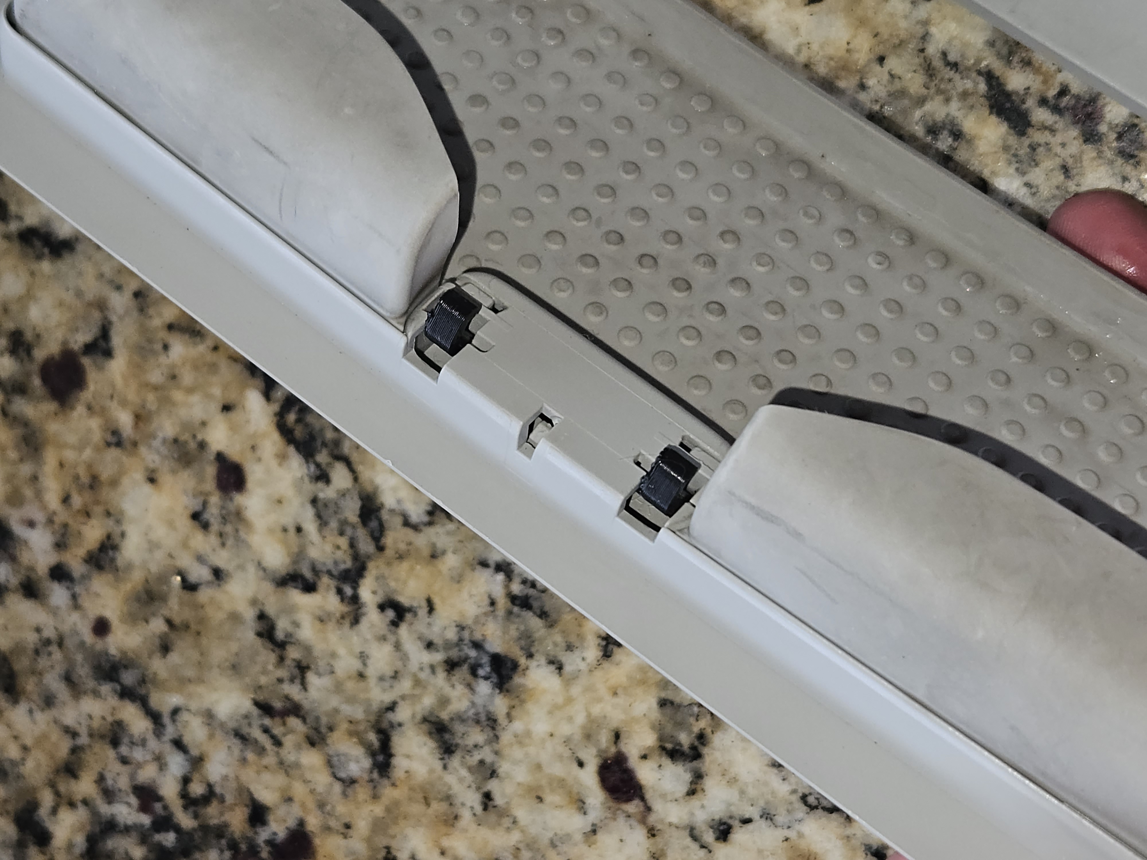 VW Amarok overhead sunglasses holder latch repair por Ale Boeri ...