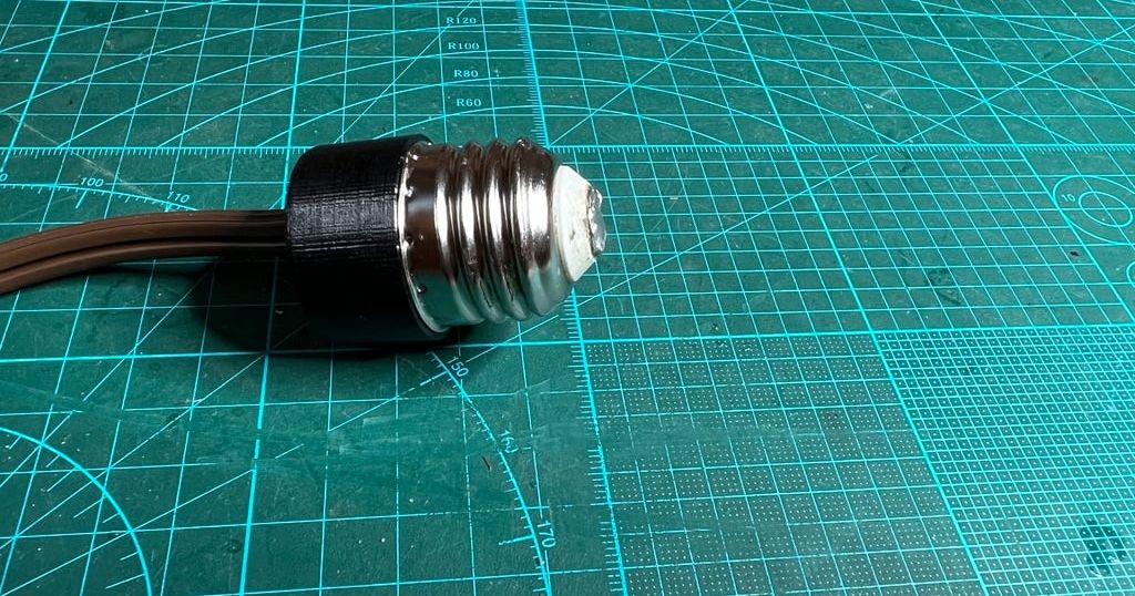 Standard light socket to 2 wire adapter by Kisssys | Download free STL ...