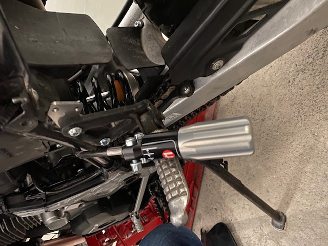 Suzuki DR-650: spring preload adjuster bracket (Schelle für ...