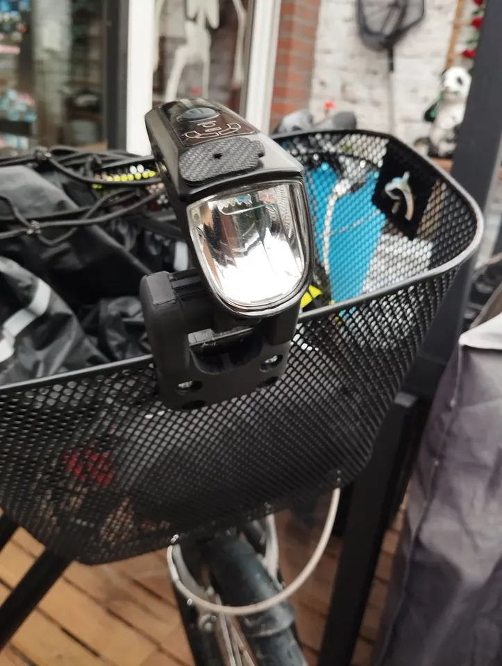 Fixation de lampe sur panier de vélo - fix lamp on bike by Minivan BUZZ ...