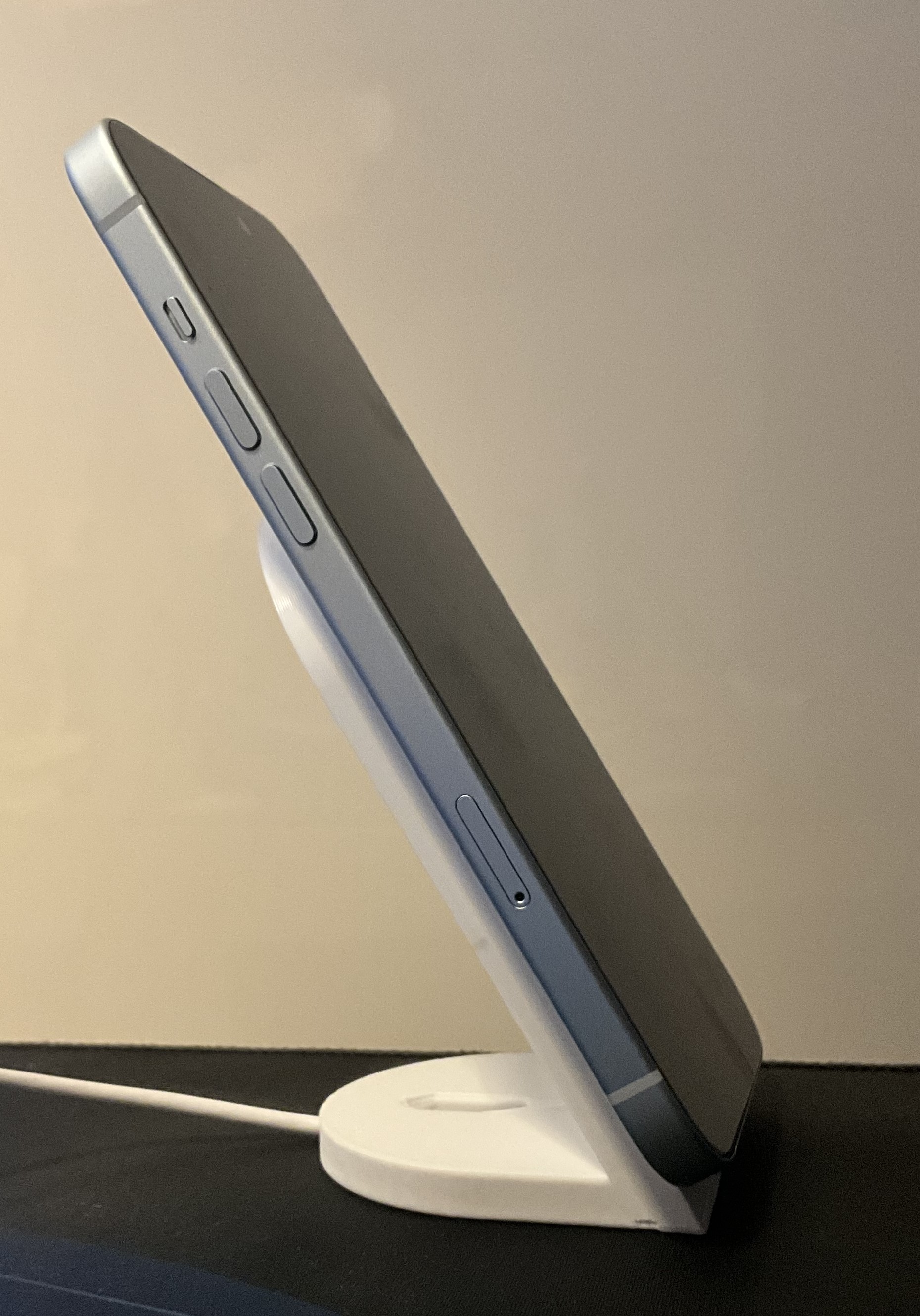 [REMIX] MagSafe iPhone stand no supports by Mike | Download free STL ...