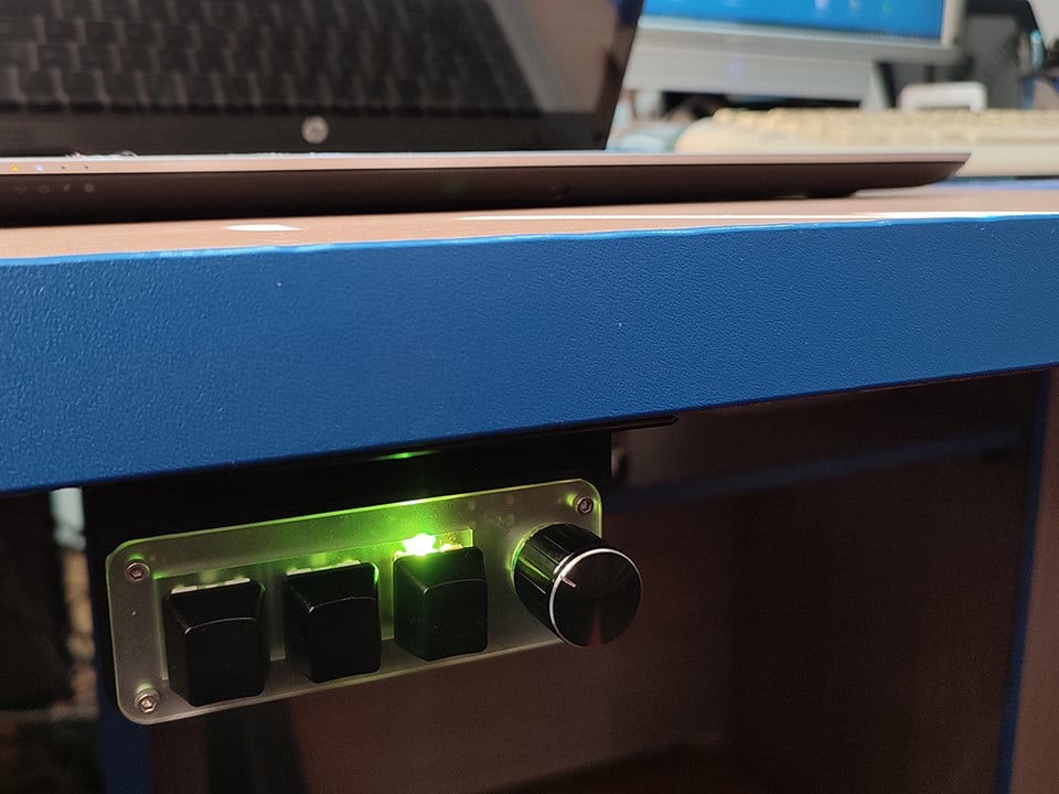 Under desk/table holder for 3x1 USB mini macro keyboard by Pedja ...