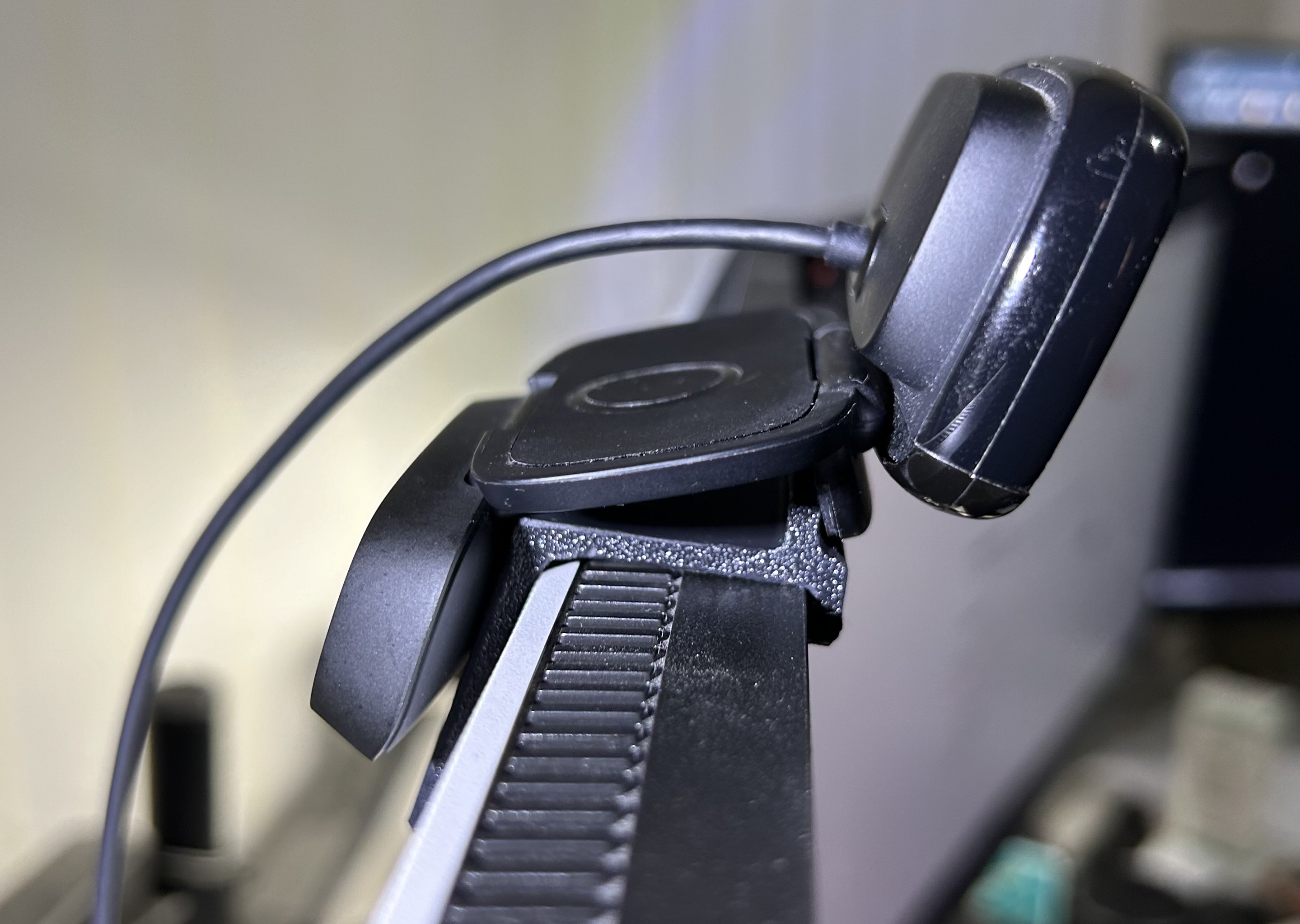 Logitech camera mount for Dell 27 Monitor by ninny | Download free STL ...