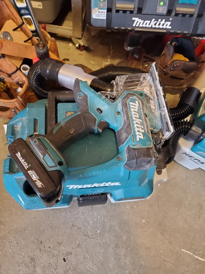 Drywall cutter with vacuum store