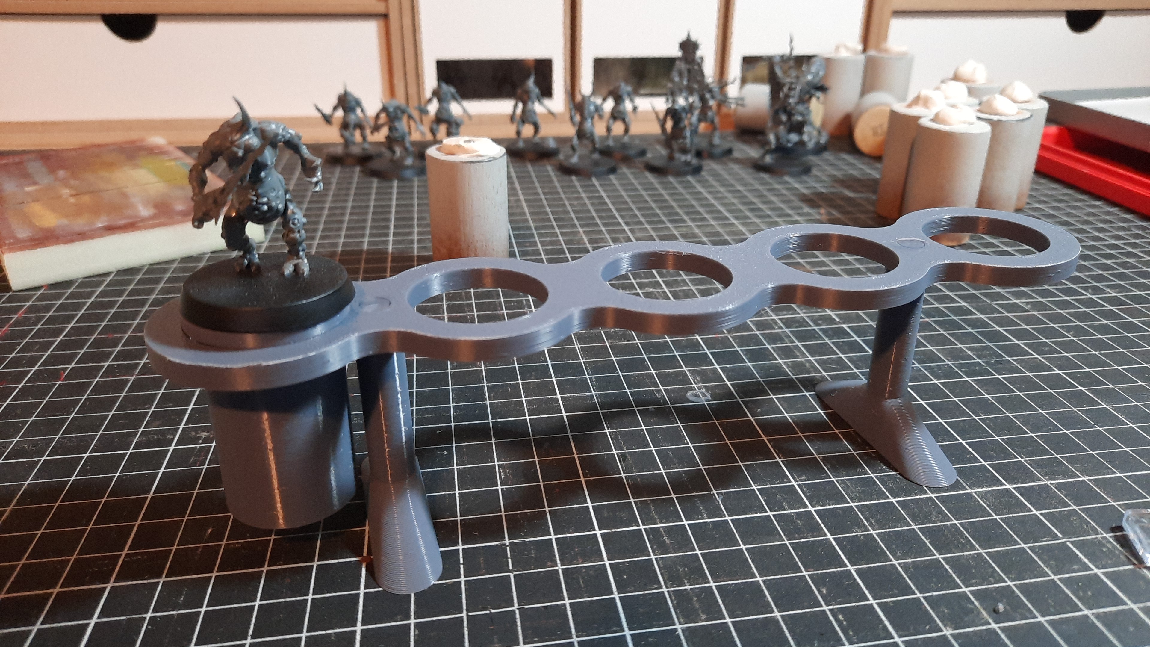 Miniature stand for 5 minis, magnetised holders by Paulianer89 ...