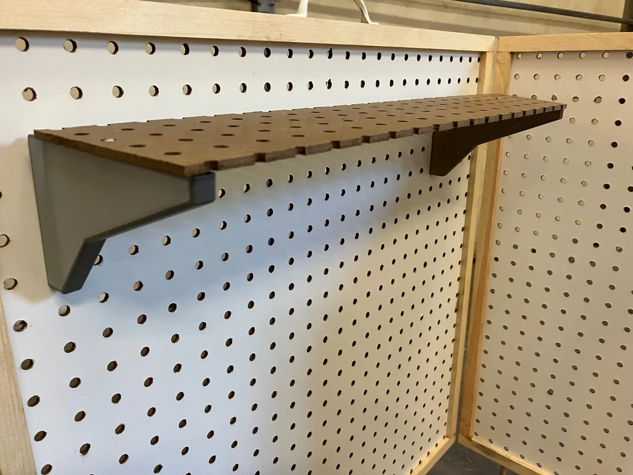 pegboard shelf bracket by hobbyguyme | Download free STL model ...