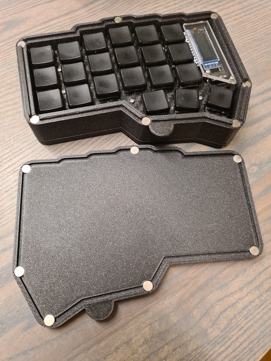 Customizable corne magnetic traveling case by Harcuri | Download free ...