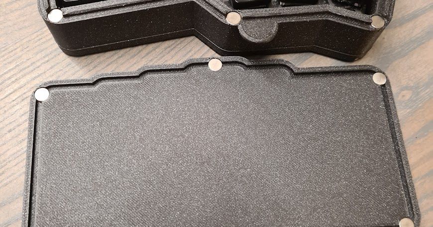 Customizable corne magnetic traveling case by Harcuri | Download free ...