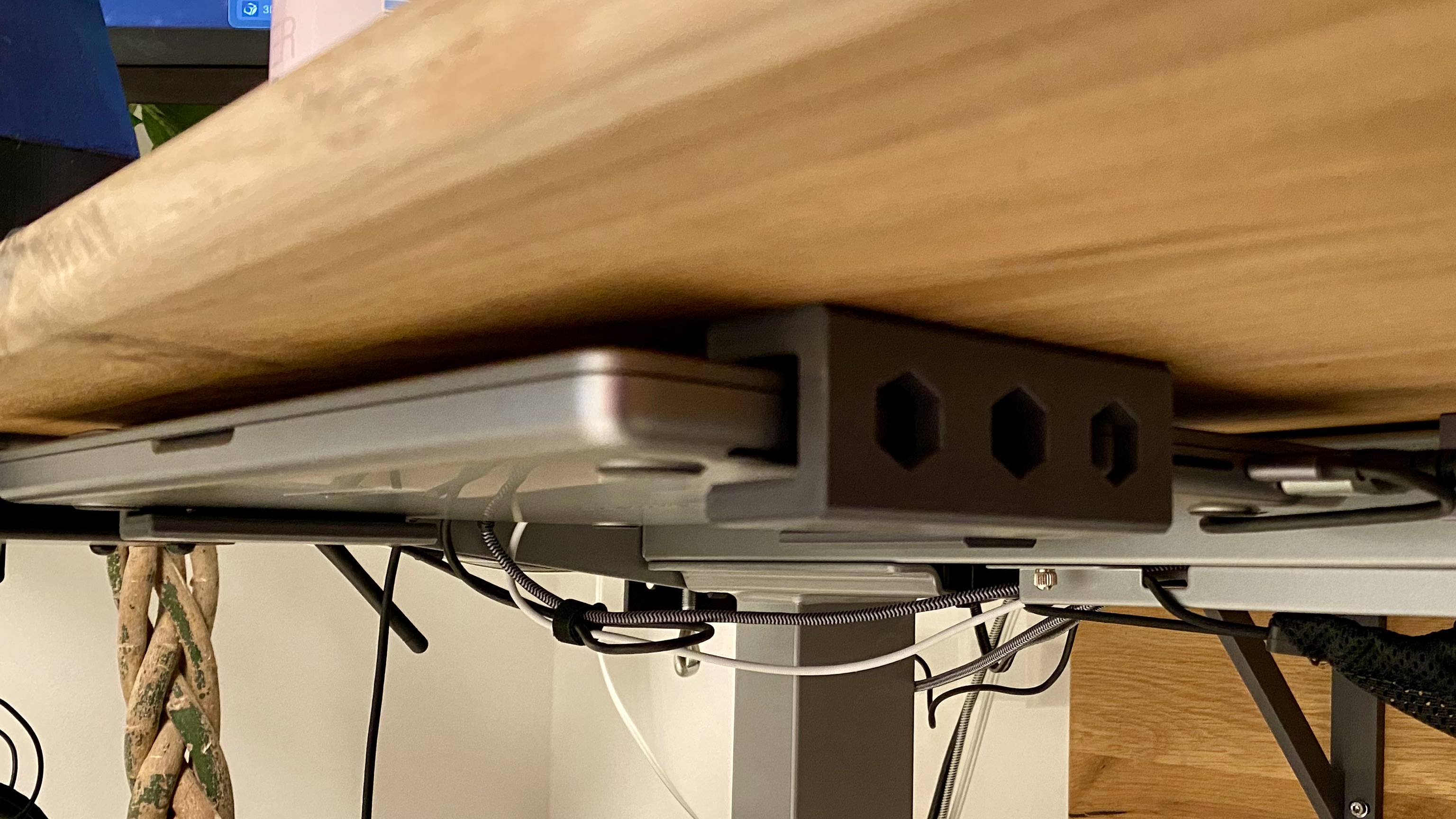 MacBook Pro Under-Table/Desk Holder Bracket by Martin Majewski ...