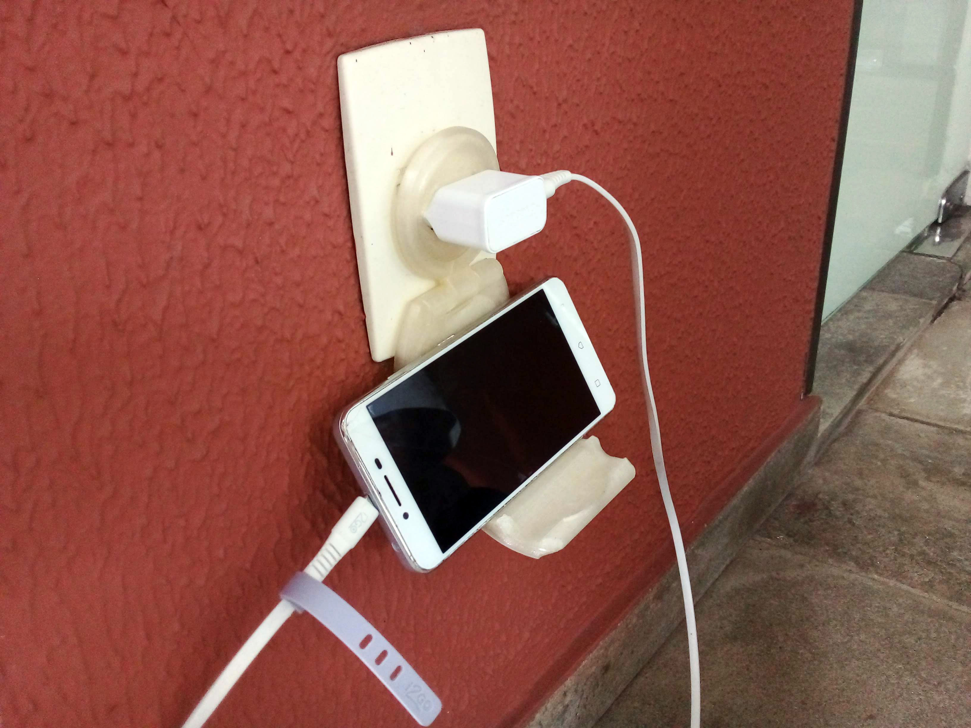 PRINT IN PLACE FOLDABLE OUTLET SMARTPHONE HOLDER AND SUPPORT by Lesto3D ...