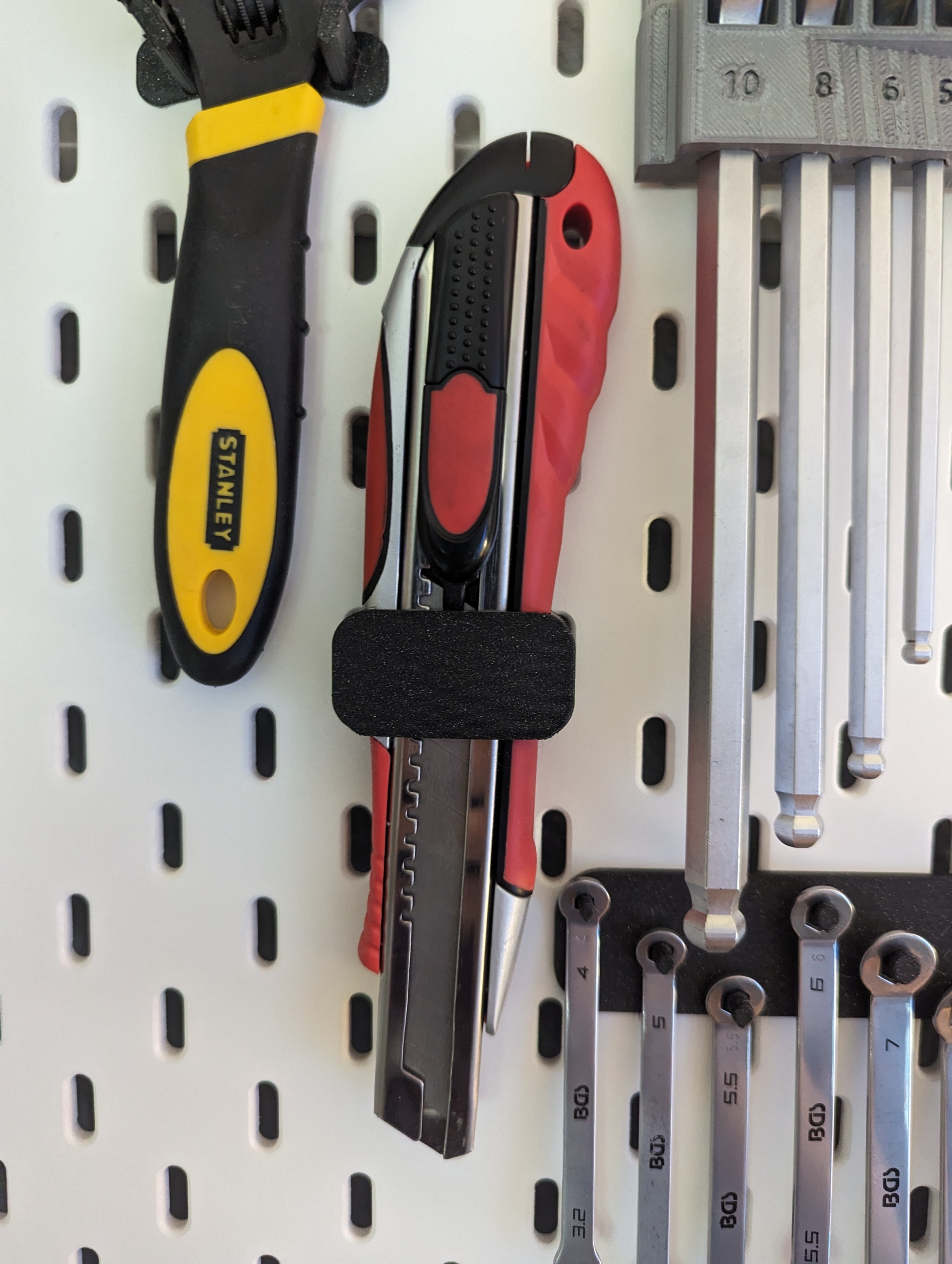 Skadis Box Cutter Holder by Niclas S | Download free STL model ...