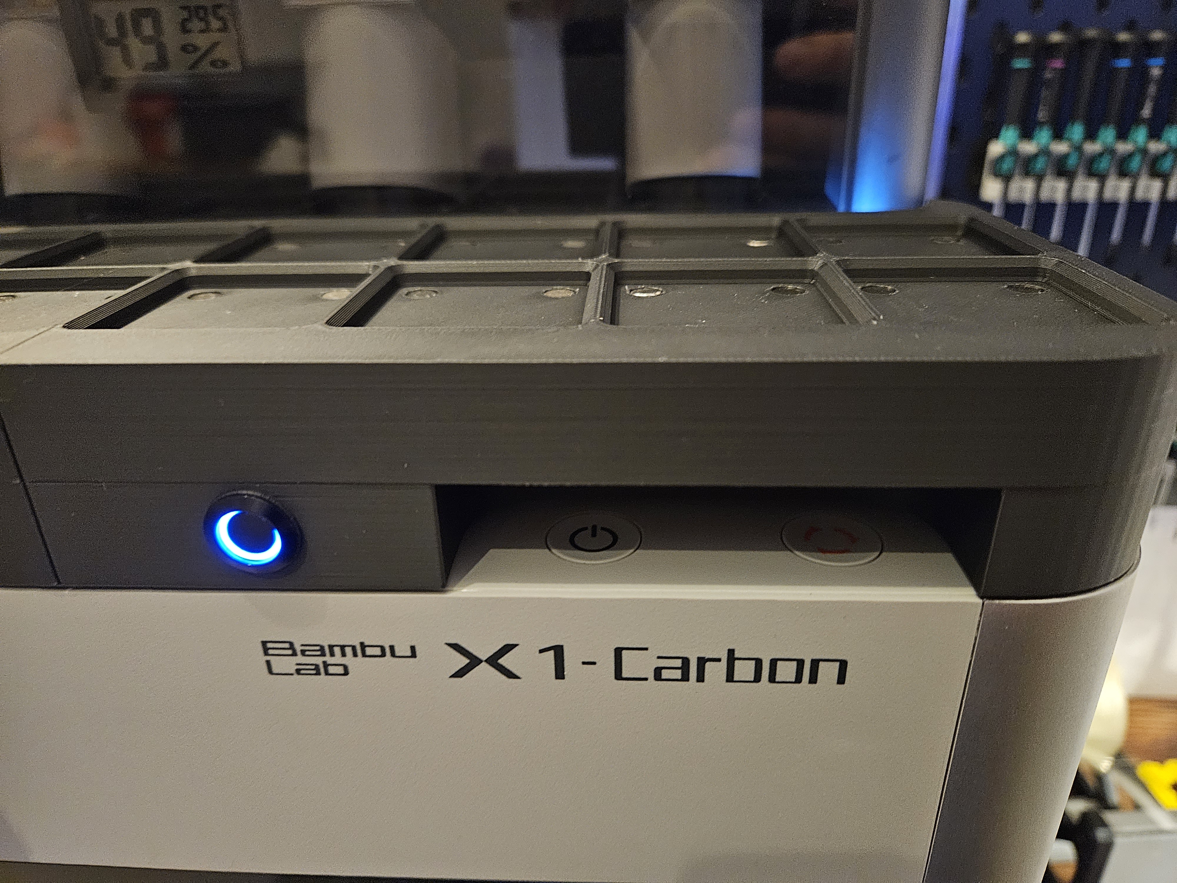 Bambu Lab X1C LED riser with diffusor and gridfinity storage! par ...