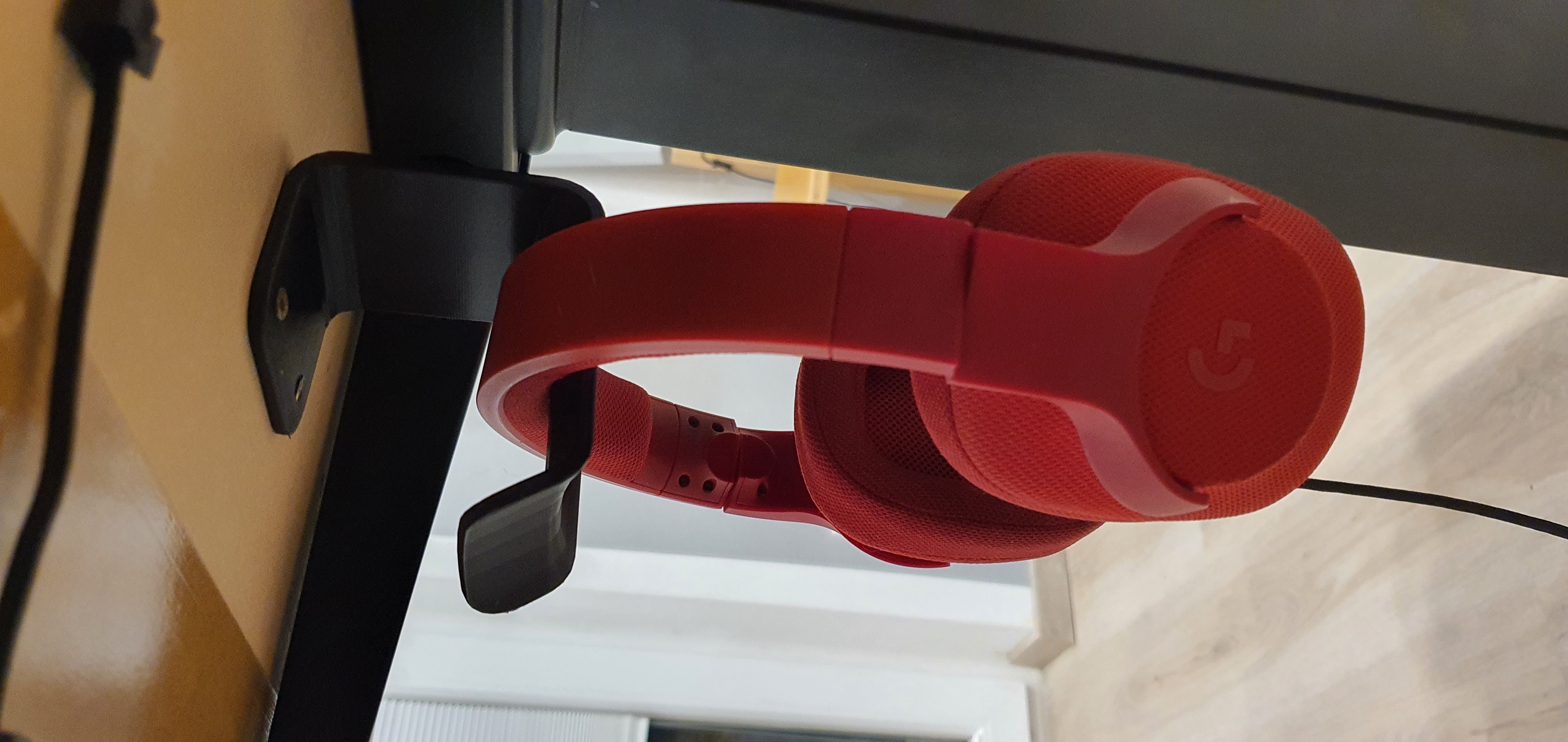 Curved headset holder to screw under desk. Gebogener Kopfhörer Halter ...