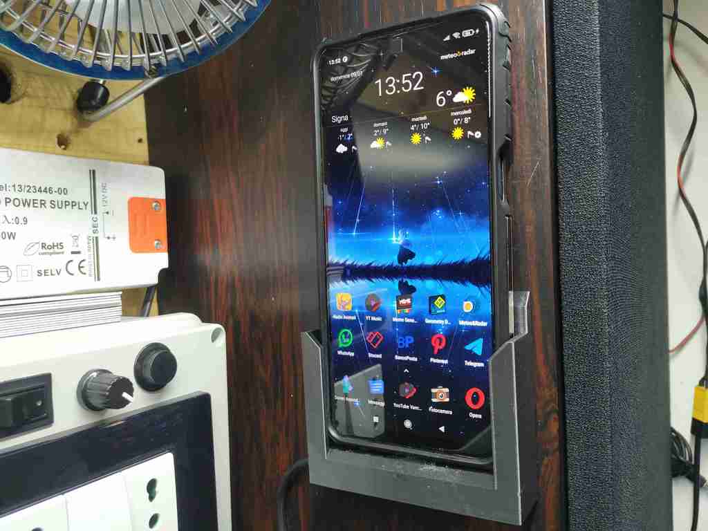 Wall stand for smartphone with usb charge and data - Supporto a parete ...