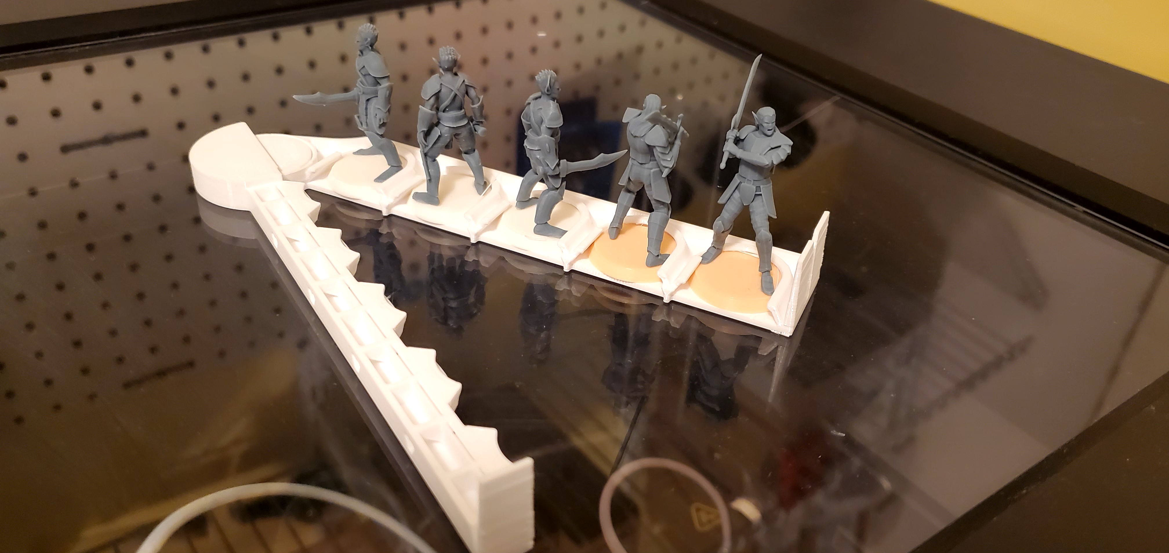 Table Top Miniature Hinged Holder por PyneVoldor | Descargar modelo STL ...