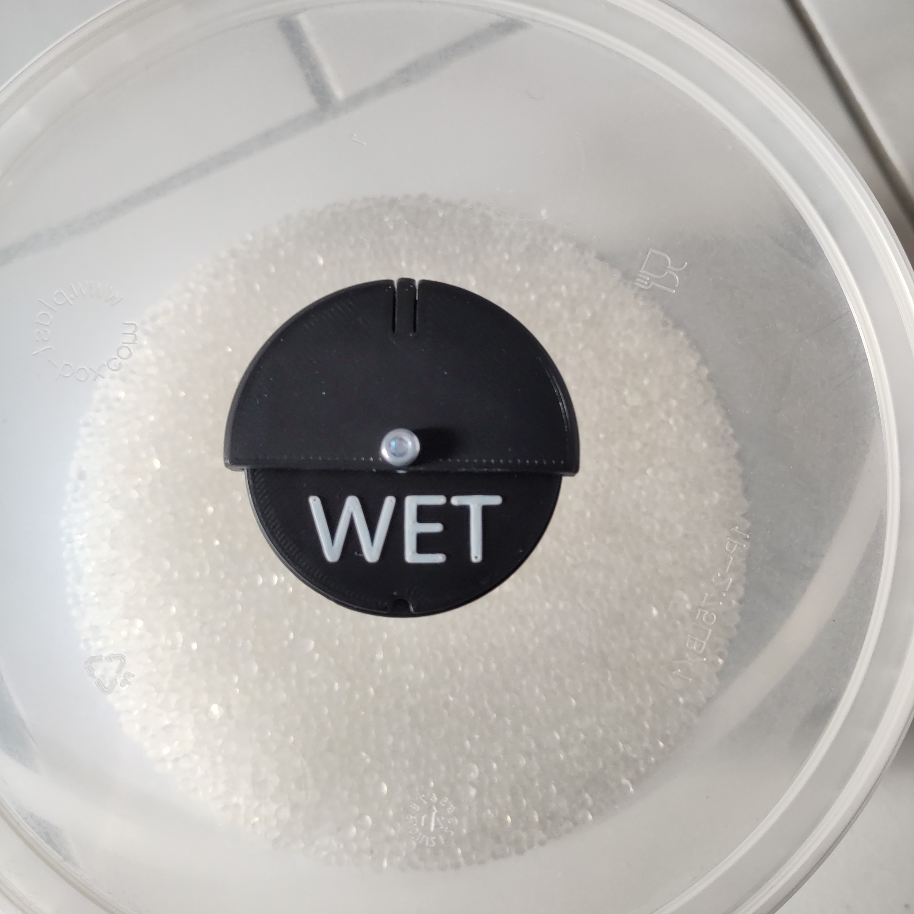 Wet / Dry tag sign (+Deutsch Trocken / Feucht) by LittleJoeMuc ...