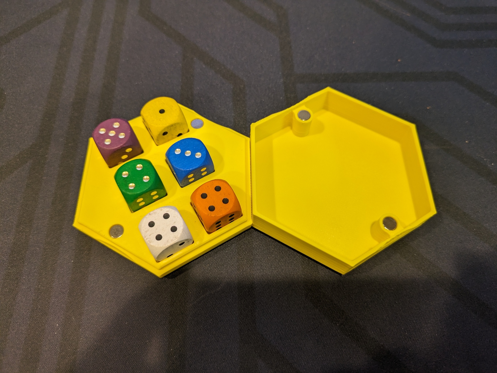 Hexagonal Magnetic travel Dice Box for 6 D6 dice by zekesnack ...