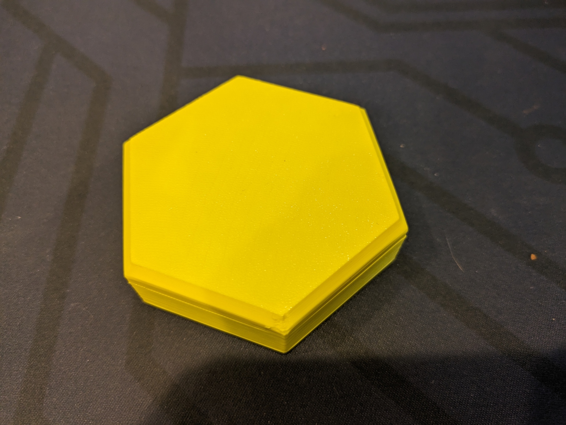 Hexagonal Magnetic travel Dice Box for 6 D6 dice by zekesnack ...