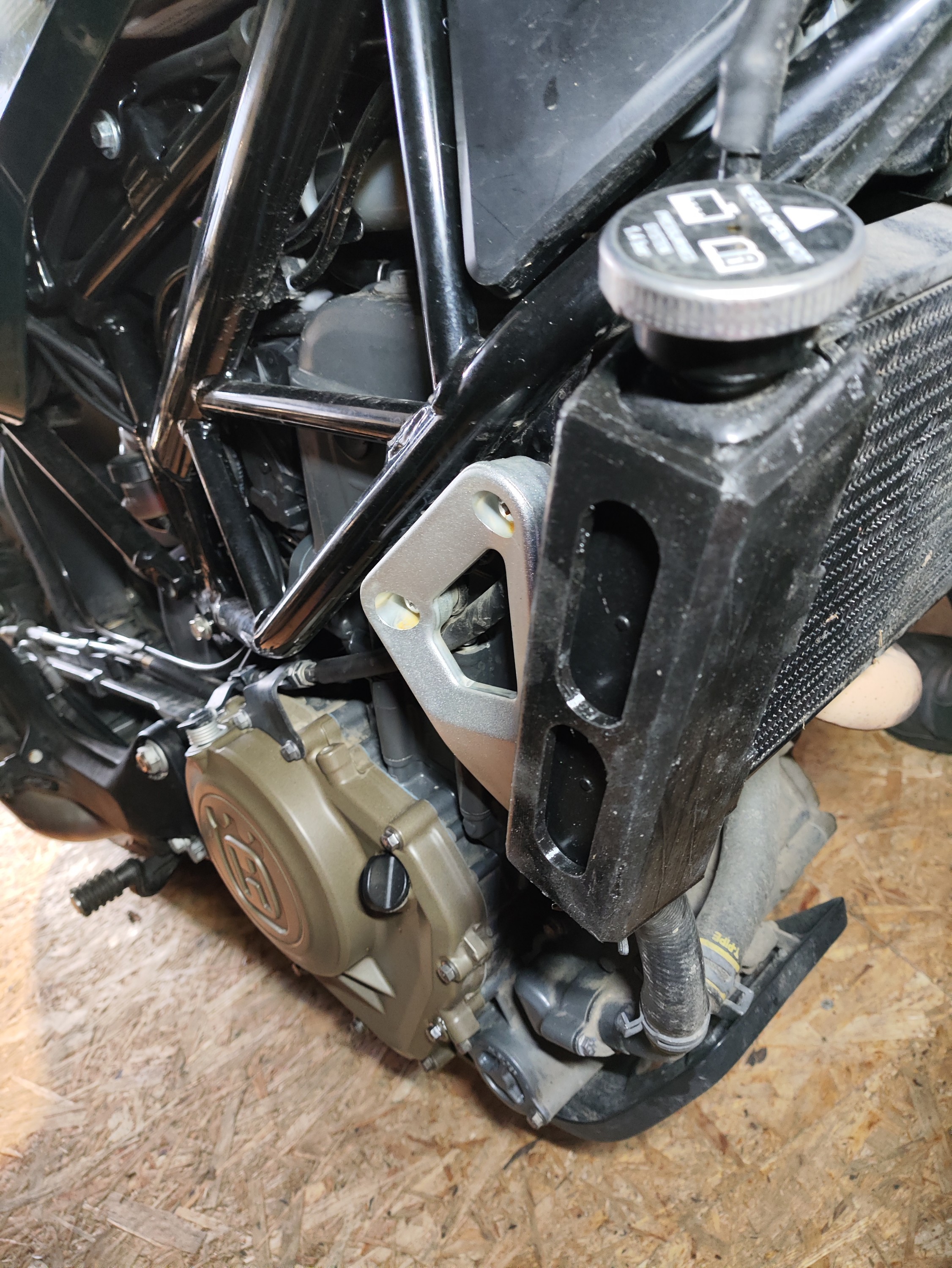 Husqvarna Svartpilen 401 radiator covers/protectors by ErnestasVai | Download free STL model ...