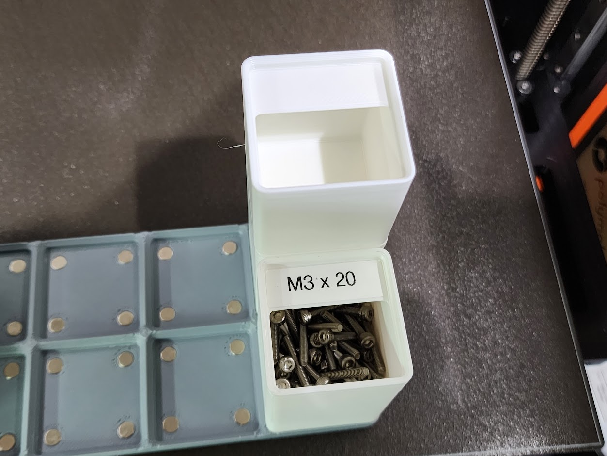 Gridfinity supportless 1x1 bins with label and ramp. by hardiebotha | Download free STL model ...