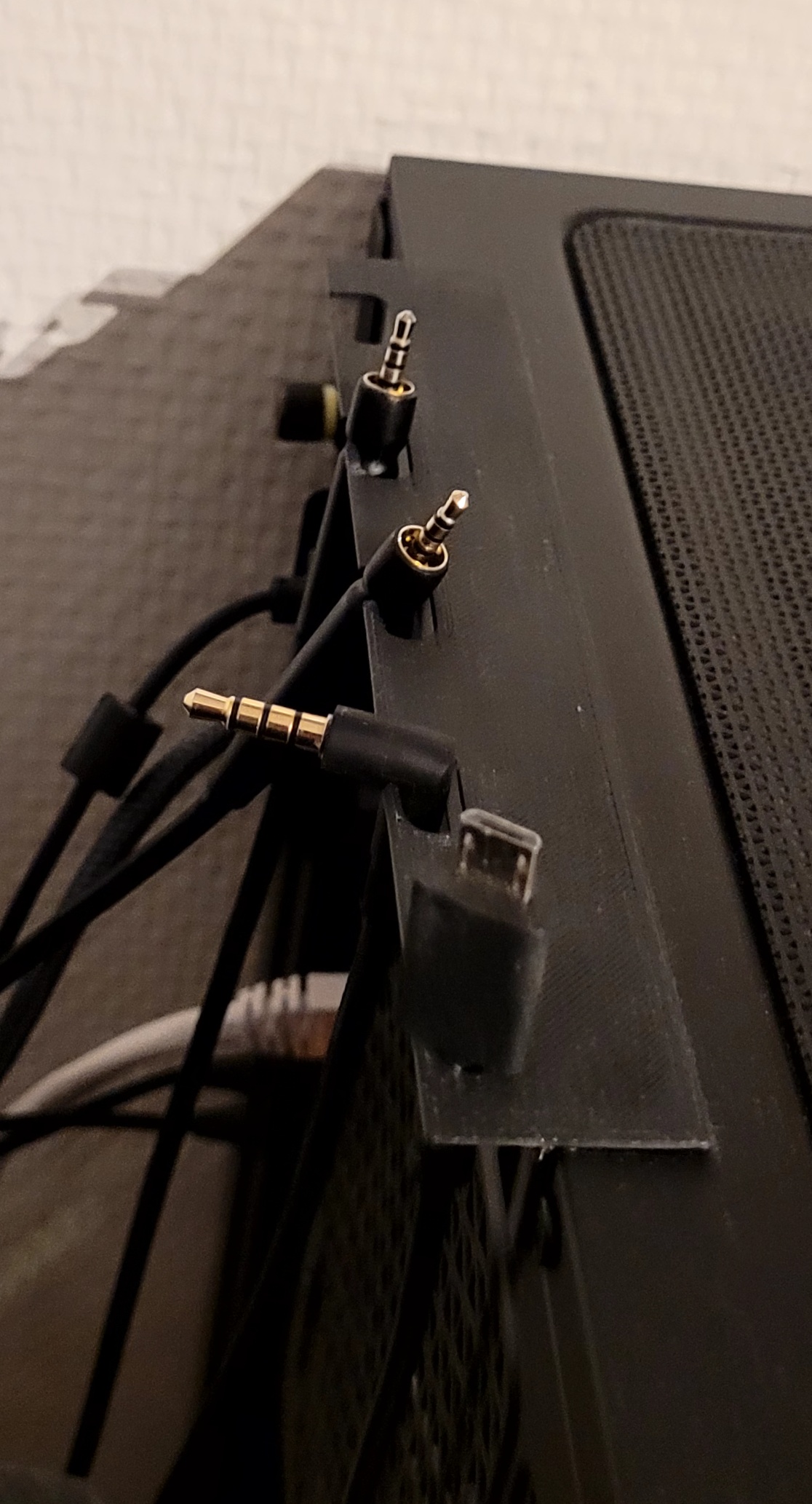 Cable hanger for PC tower by Michal Niedzwiecki | Download free STL ...