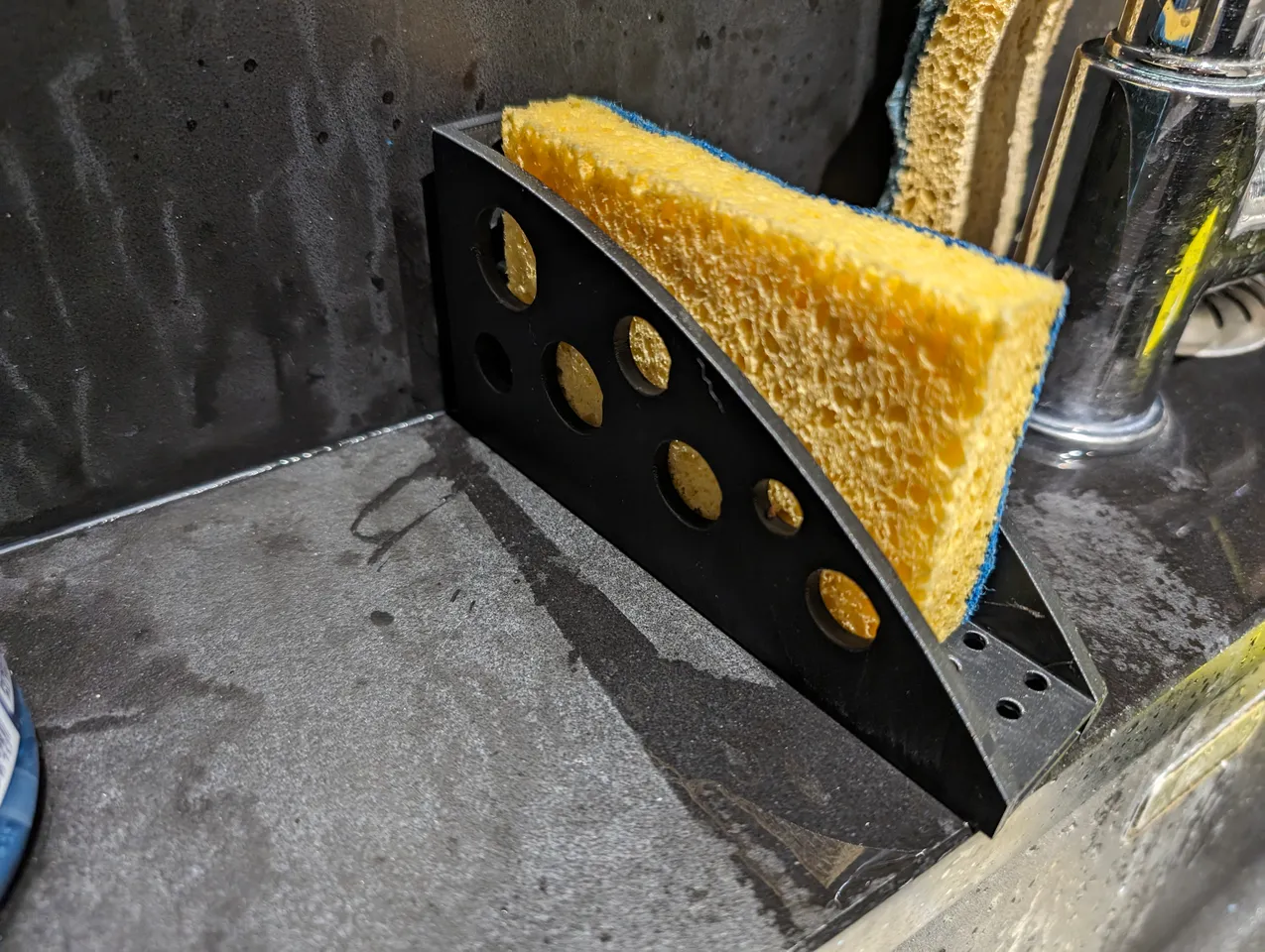 Sponge holder with water drain system by Deimosfr | Download free STL ...